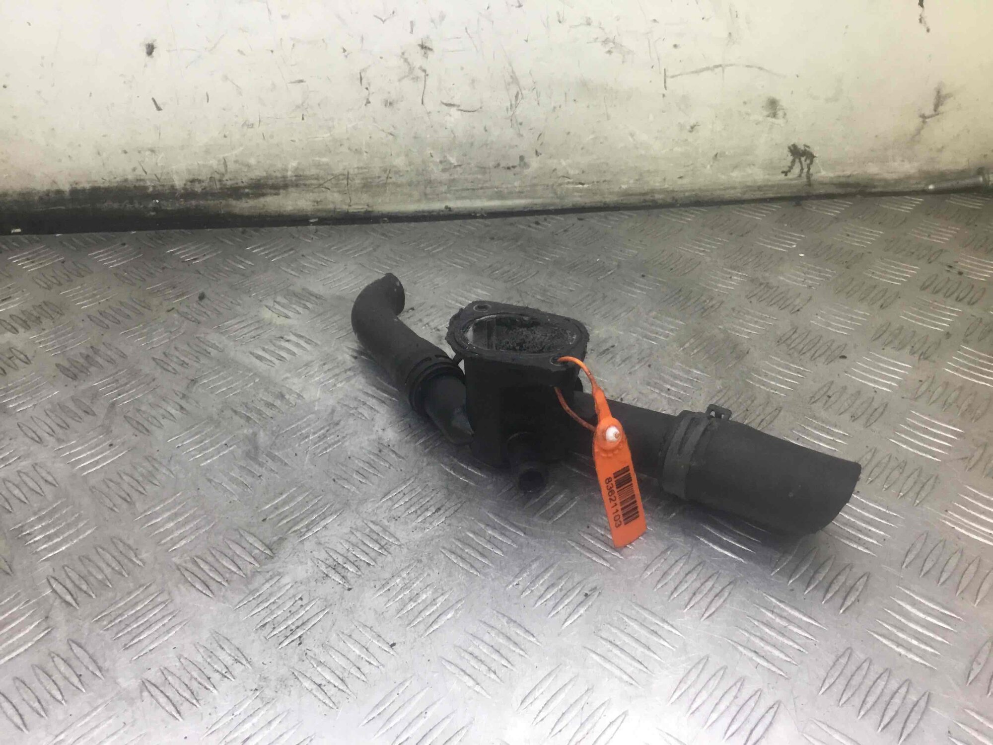 Б/У Фланец (тройник) системы охлаждения Volkswagen Golf 4 поколение (1997-2004) 1999 г.