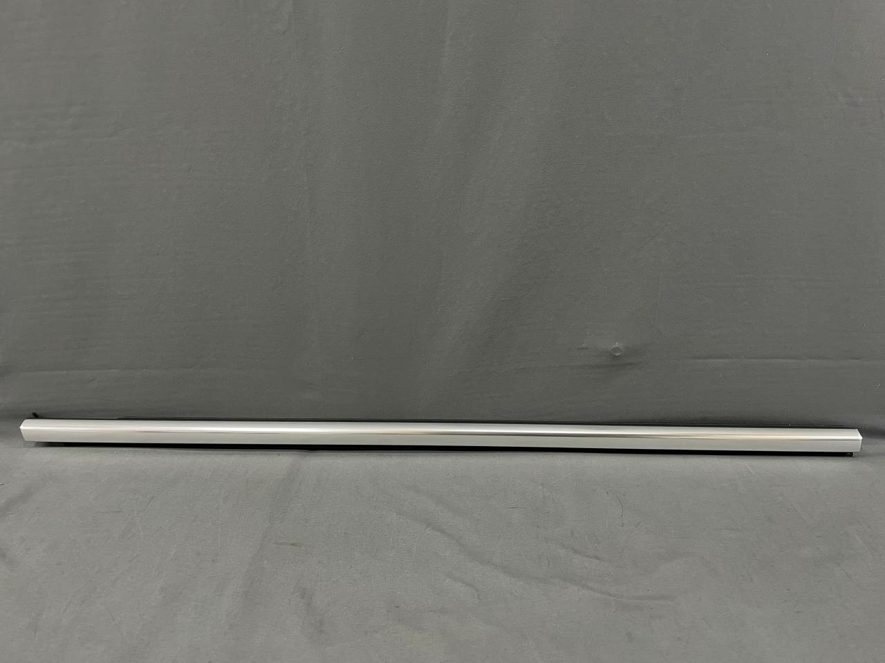 Молдинг стекла передней правой двери LIXiang X0161070180