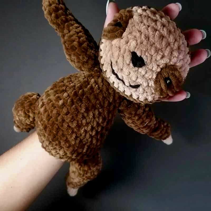 Игрушка ручной работы вязаный ленивец