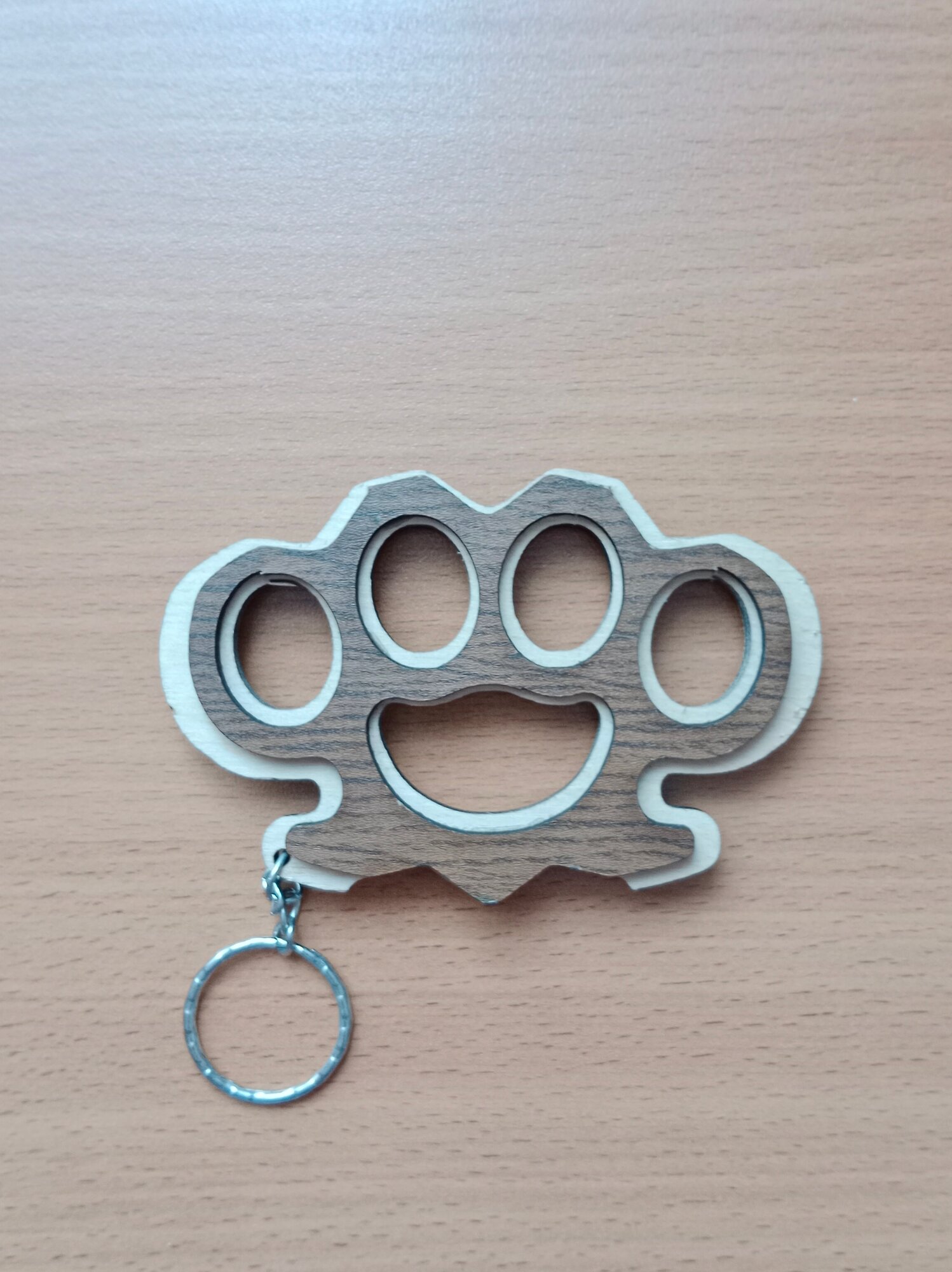 Брелок деревянный кастет детский.