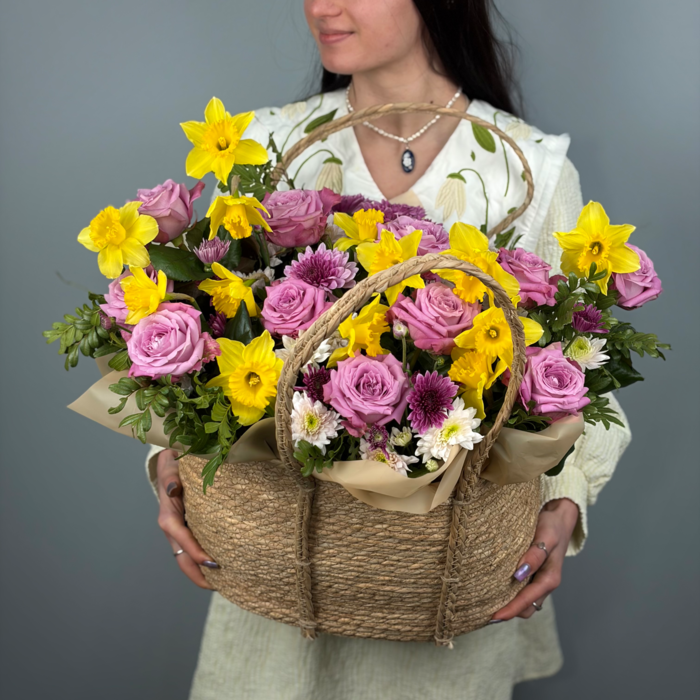 Цветы в корзине Поцелуй весны от «365 Поводов» - живые цветы с доставкой