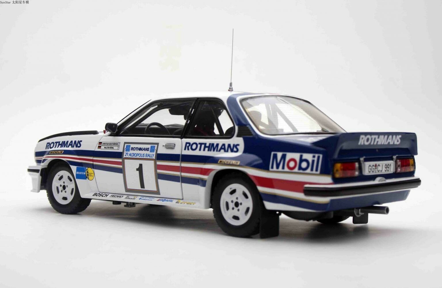 SunStar Модель автомобиля из литого сплава 1/18 Opel Ascona 400