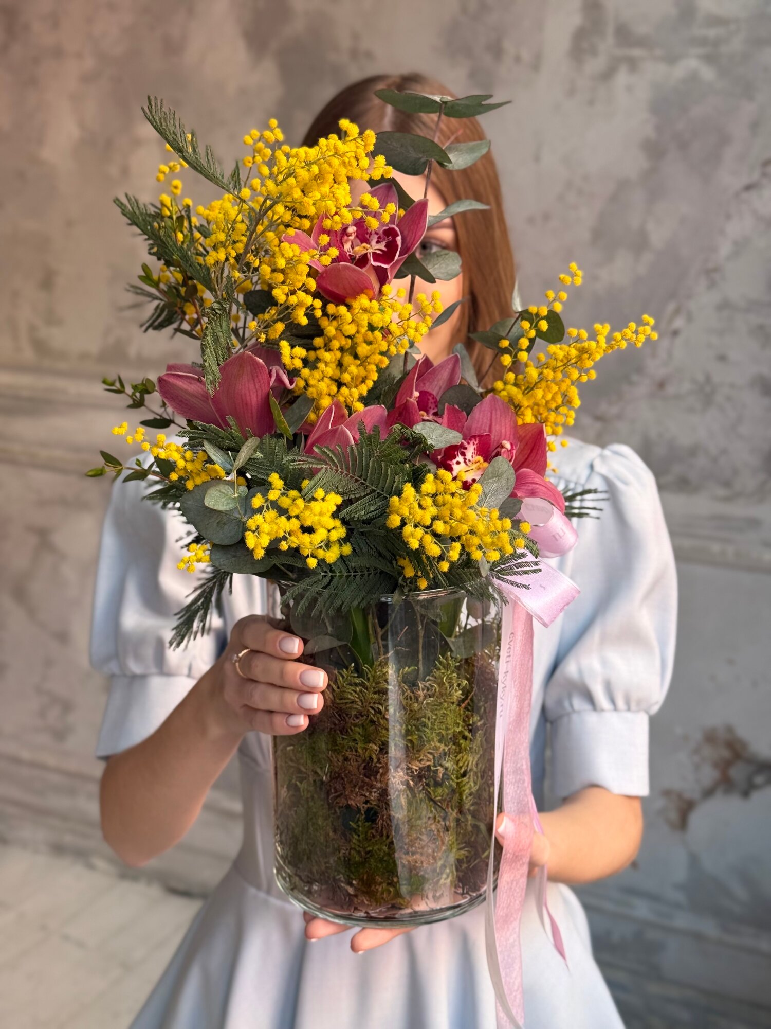 Букет "Сюрприз", с орхидеями, мимозами и эвкалиптом, в стеклянной колбе