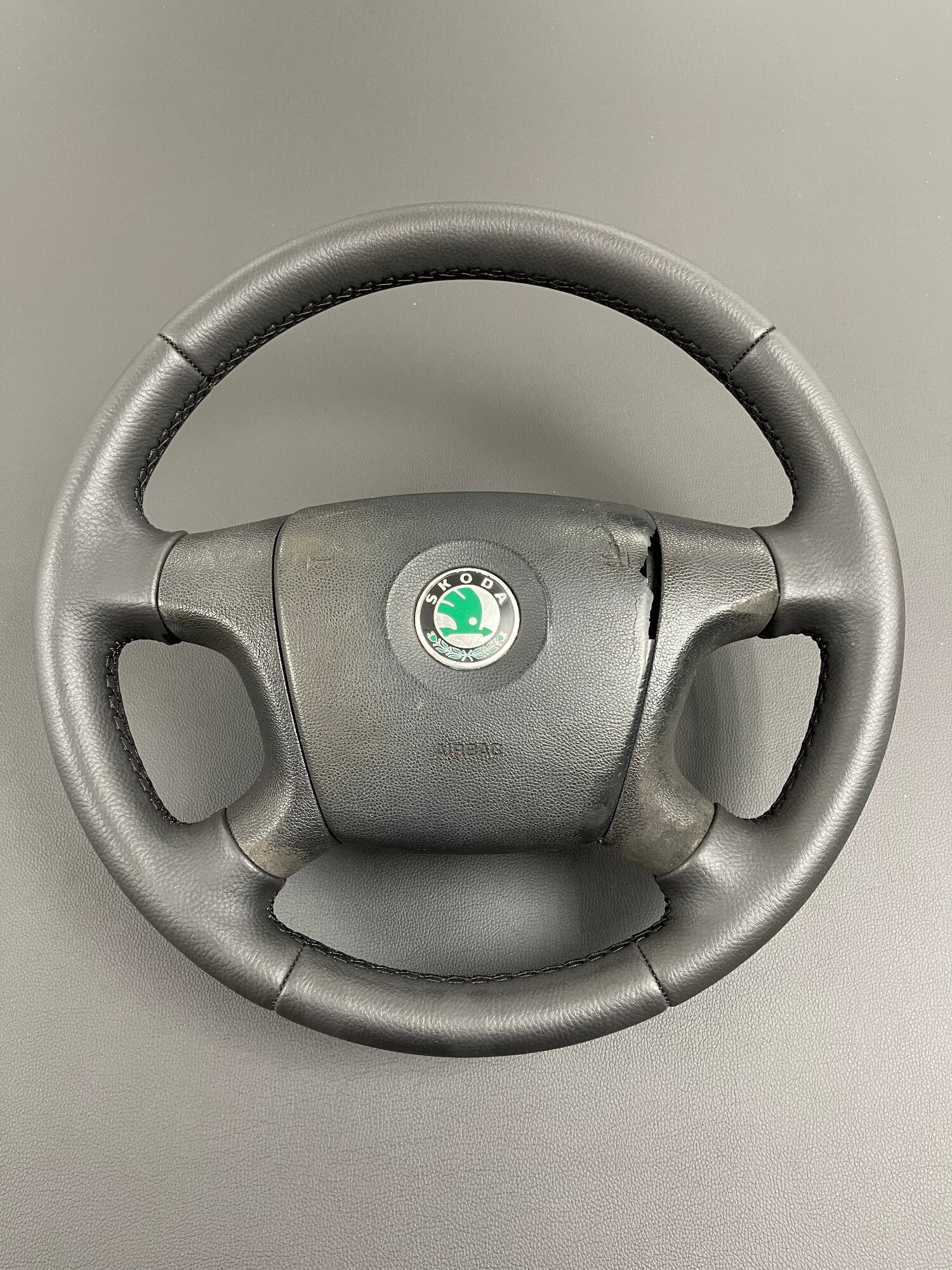 Руль Skoda Octavia 2 Б/У после перетяжки.