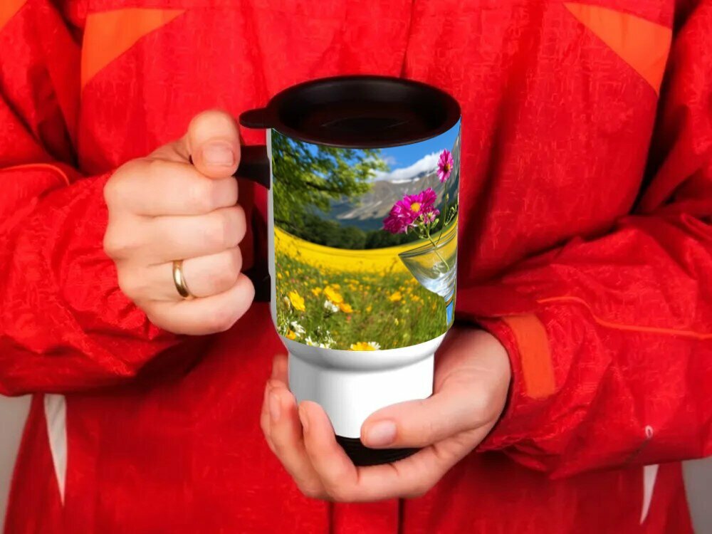 Тремокружка для авто с принтом "Большая прозрачная винная чаша с тонкой ножкой стоит на бревне в поле с красочными цветами, через ее содержимое виден перевернутый пейзаж -." 0.5 л.