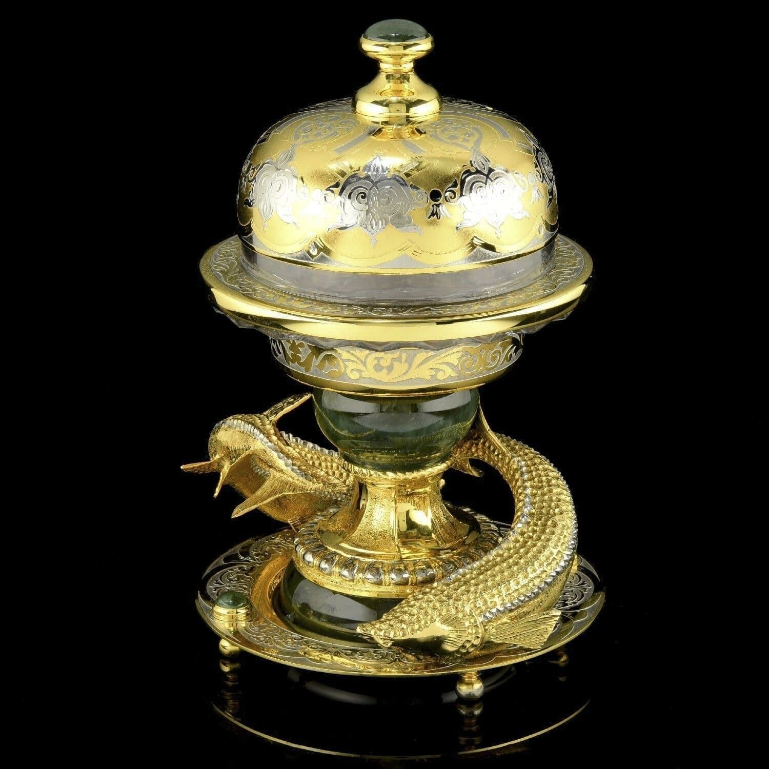 25655/Ф-нефрит Златоуст Икорница "ДВА осетра" хрусталь, позолота, (металл. крышка), Нефрит (6241)