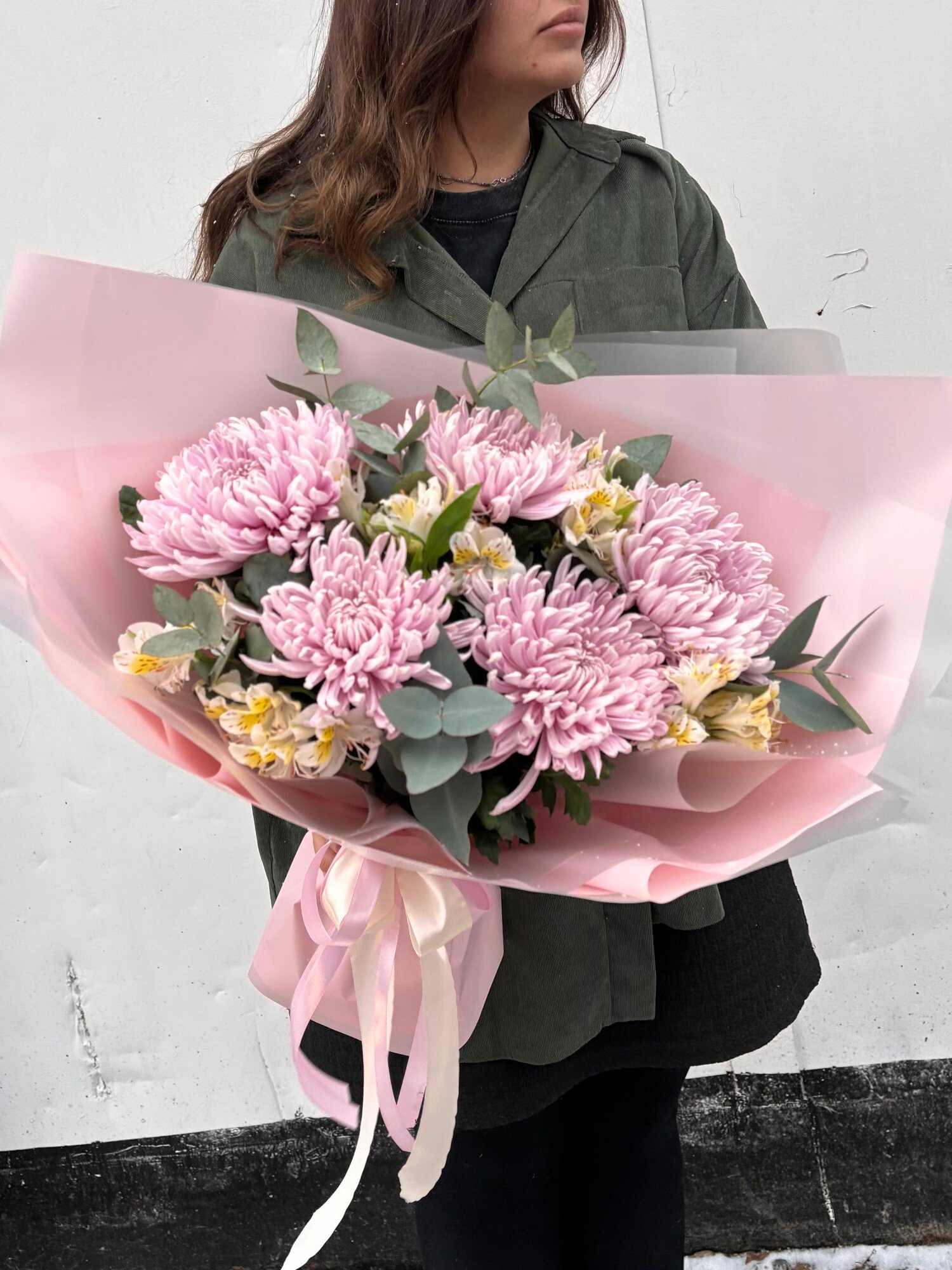 Букет из хризантем и альстромерий в стильной упаковке