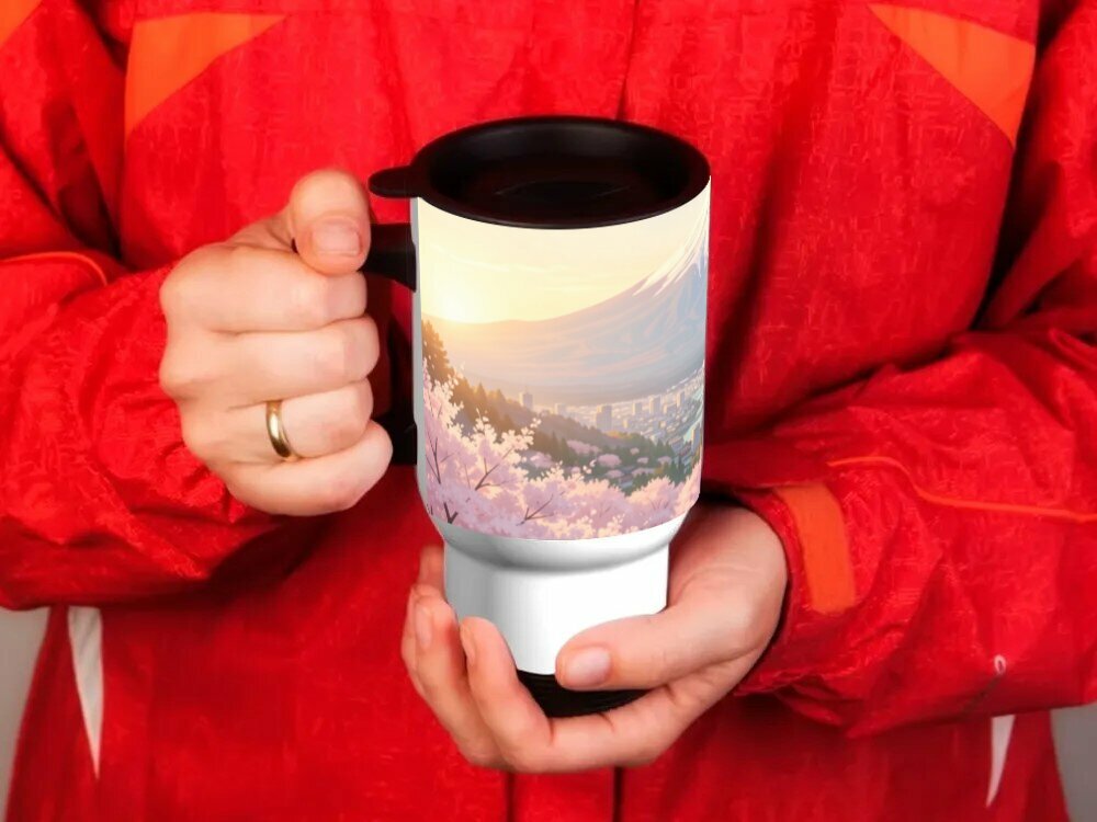Тремокружка для авто с принтом "Японская пагода у Фудзи. Живописный азиатский пейзаж с красной многоярусной башней, цветущей сакурой и заснеженной горой на фоне. Мягкий свет." 0.5 л.