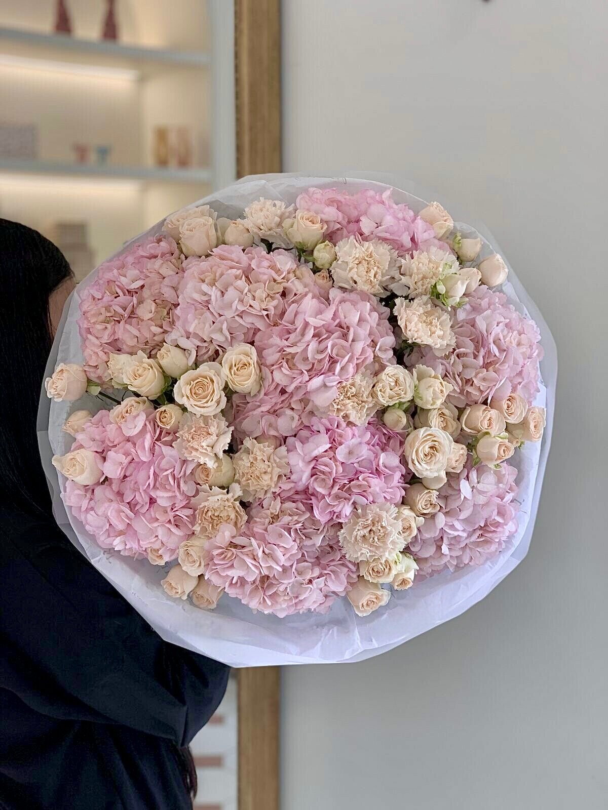 Букет «Микс гортензий, кустовой розы, диантусов», в упаковке, быстрая доставка