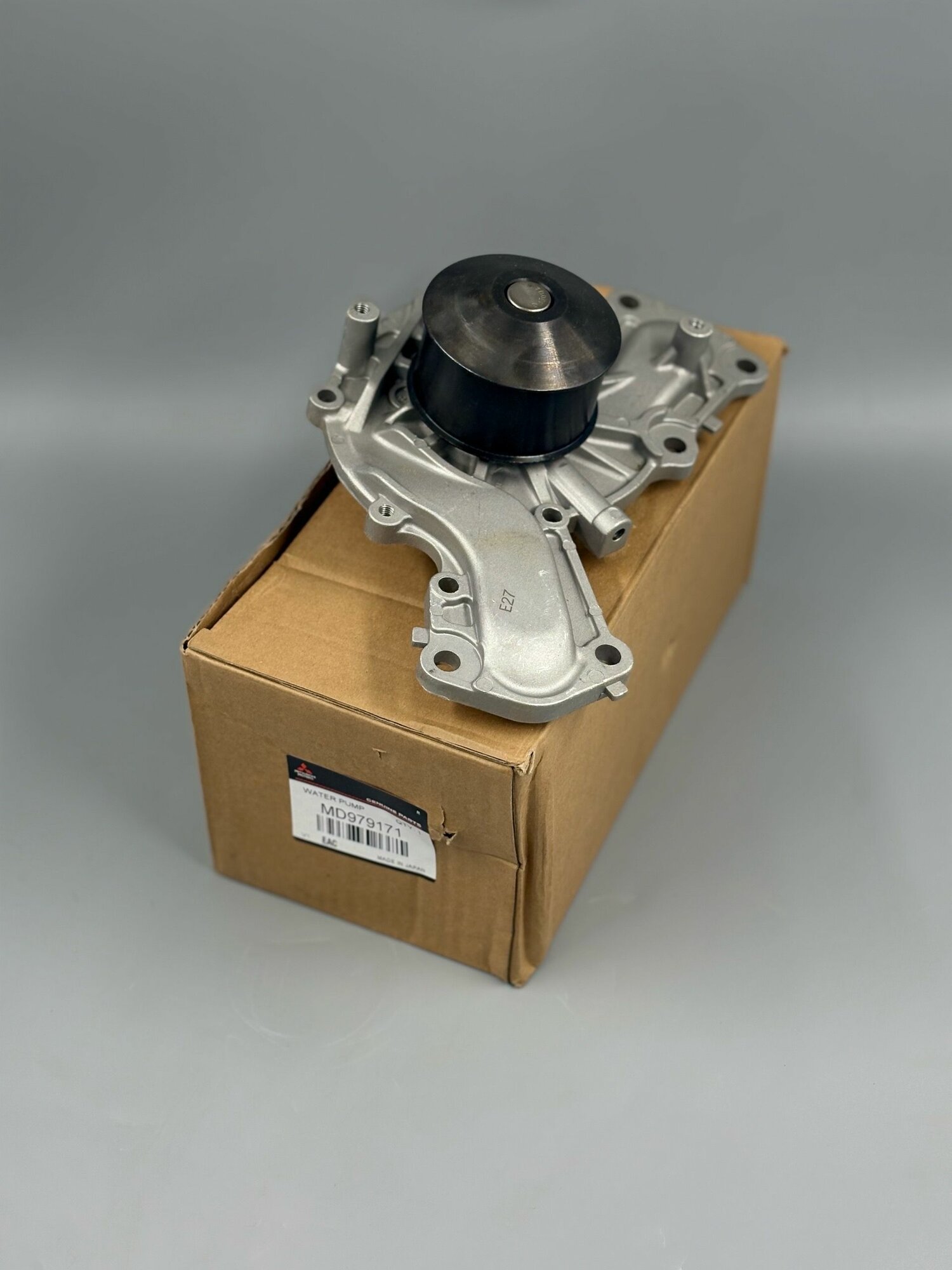Оригинальная водяная помпа Mitsubishi MD979171