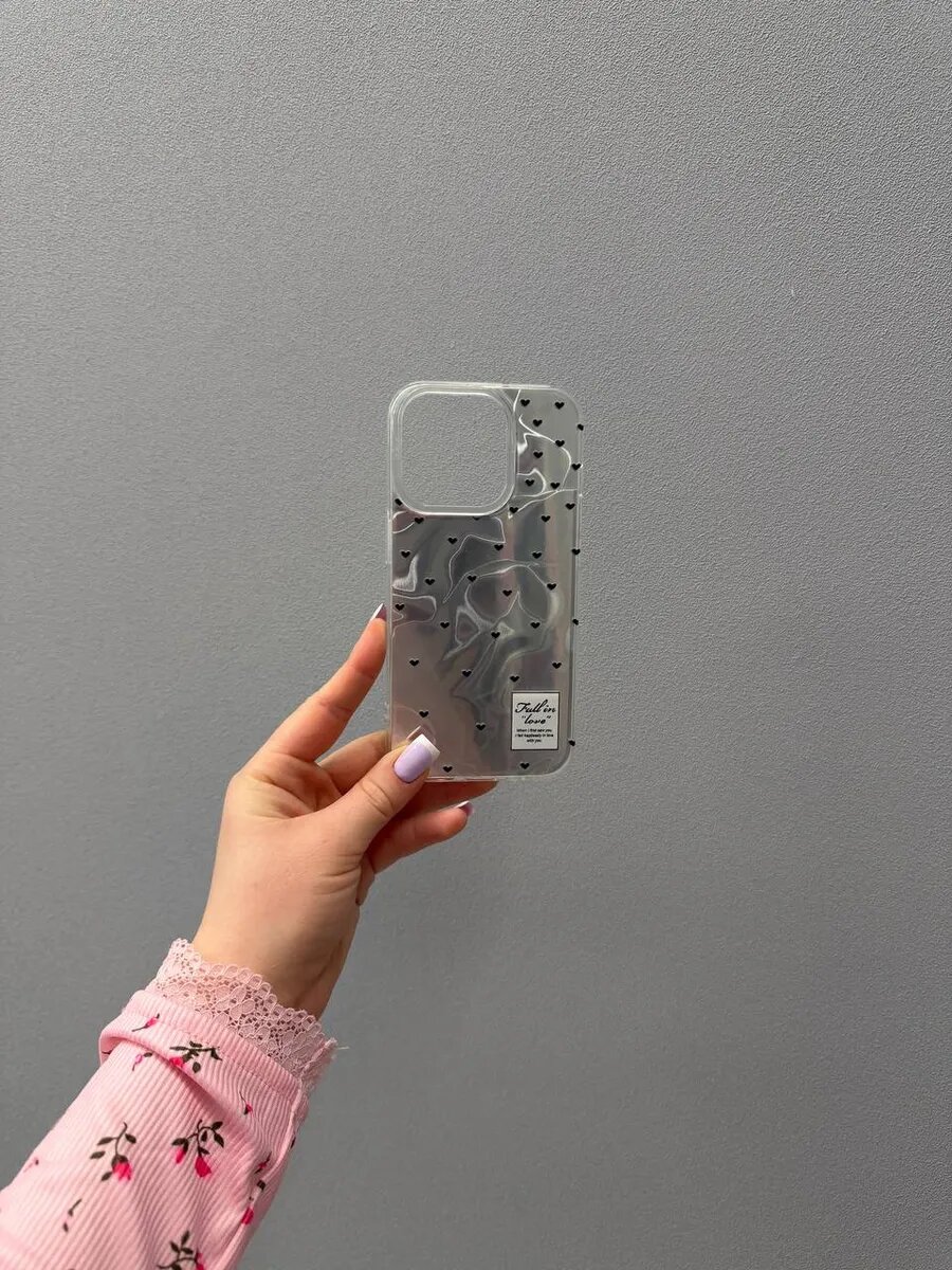 Чехол на Iphone 15 Pro, цвет серебреный, принт "Черные сердечки" . — фото 1