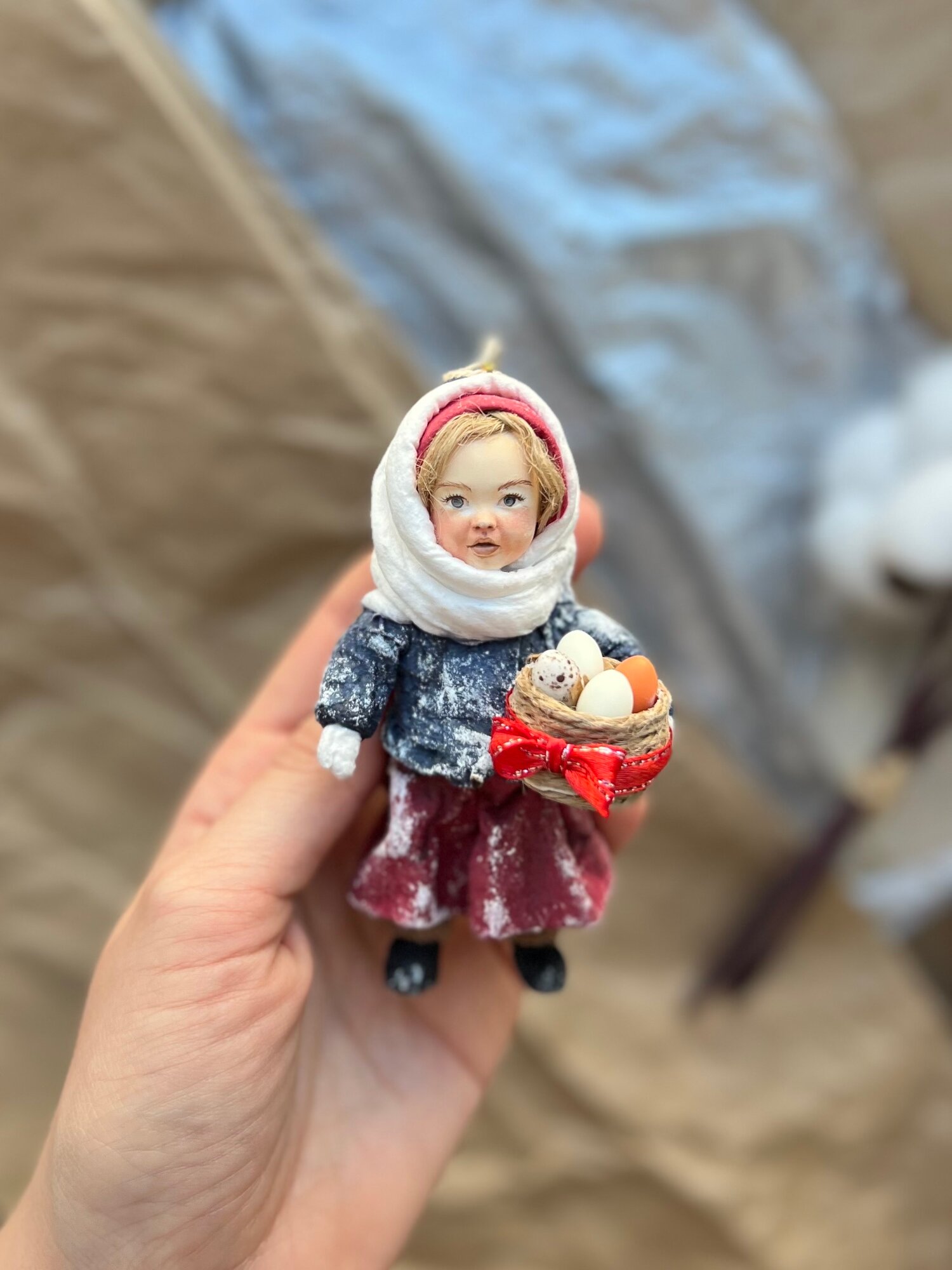 Ватная игрушка Девочка с пасхальным лукошком, ручная работа, 11.5 см