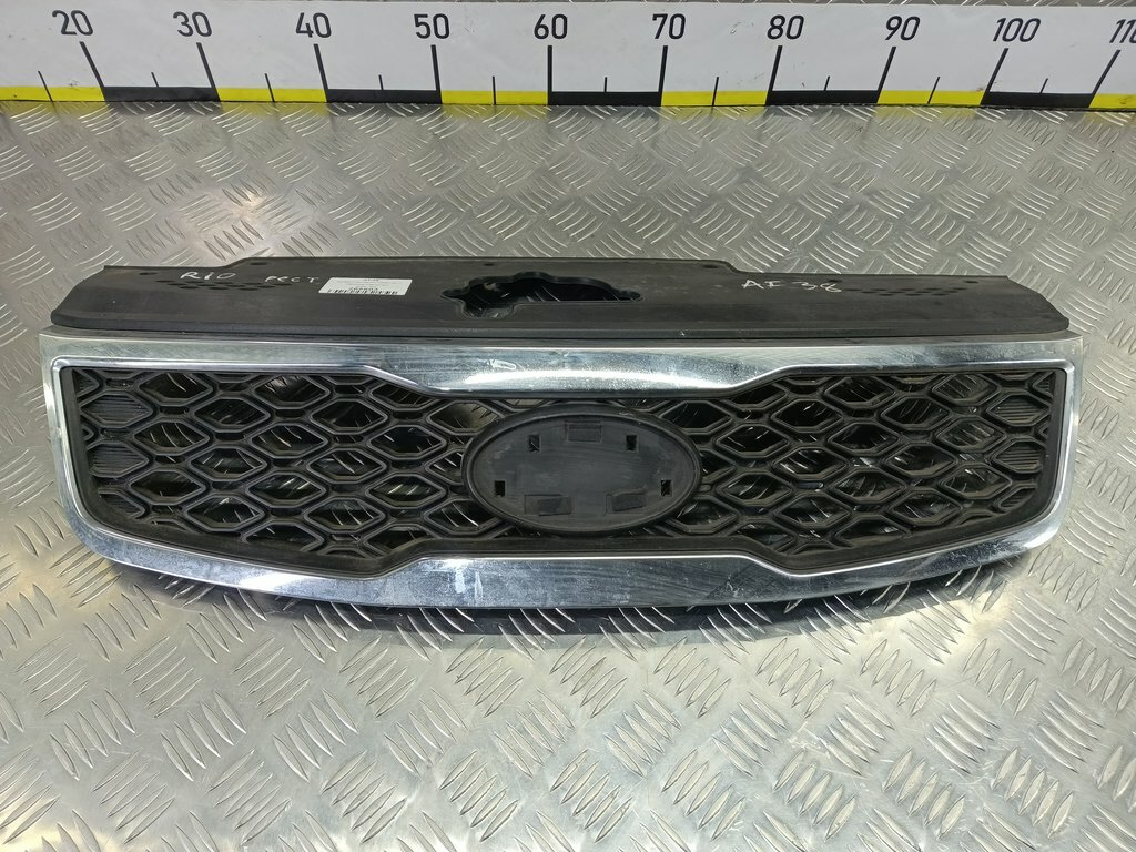 Решетка радиатора Б/У для Kia RIO II рестайлинг (2009—2011) 863601G600