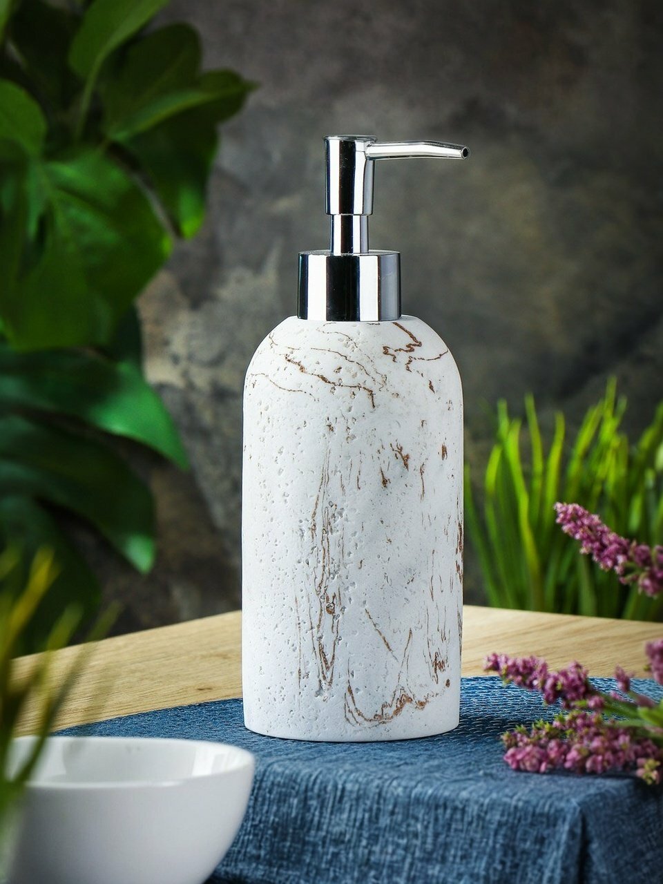 Дозатор для жидкого мыла из полистоуна, цвет бежевый, под мрамор, 7x7x15/21 см, механический аксессуар для ванной комнаты.