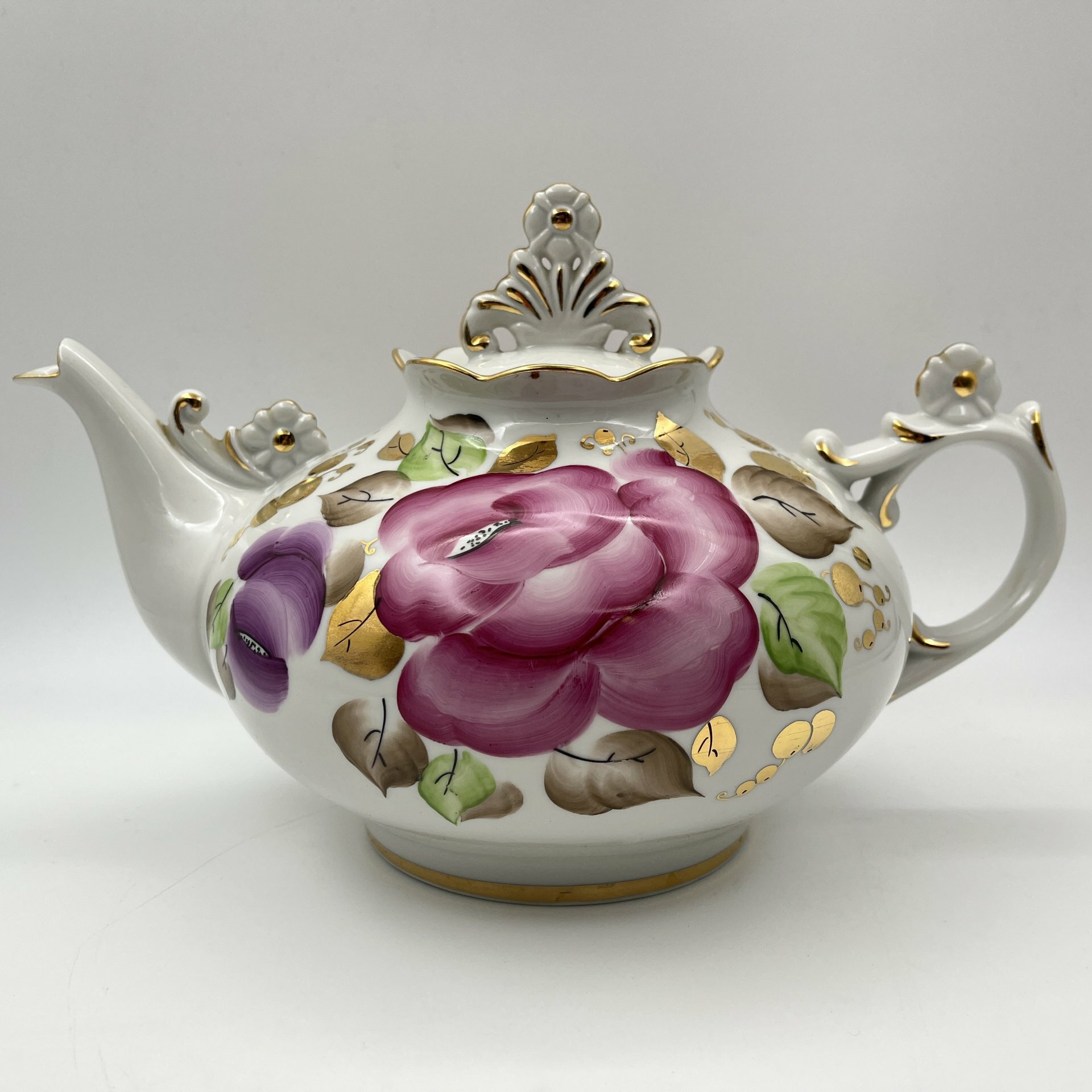 Чайник с цветочным декором и фигурным хватком (большой), фарфор, роспись