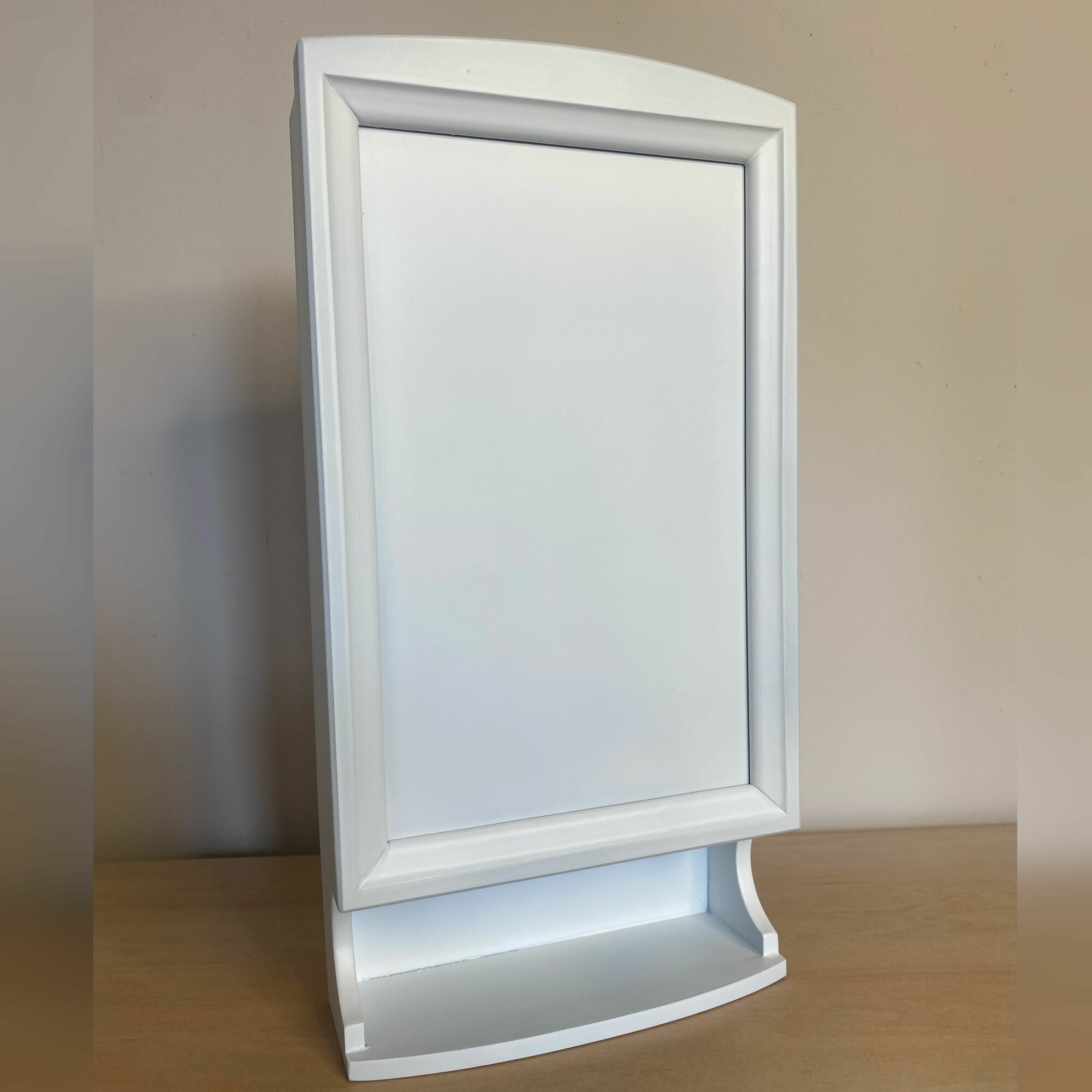 Ключница в прихожую, подвесная с дверцей и полкой ключница на стену, 37,5х20 см, закрытая, дверца на магните, на стену, в прихожую