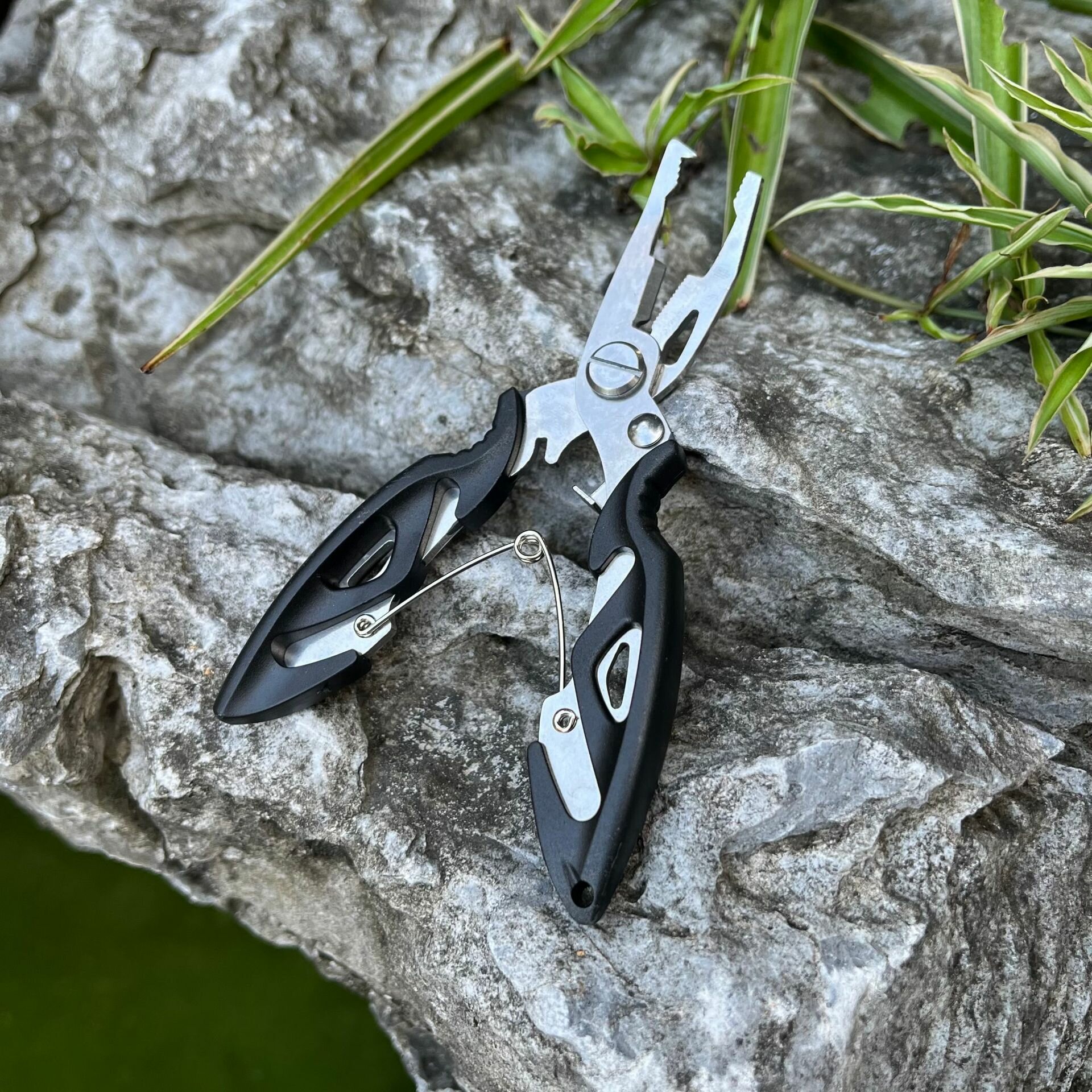 Щипцы-плоскогубцы металлические рыболовные универсальные для рыбалки, для разжимания заводных колец, ножницы рыболовные для лески и плетенки