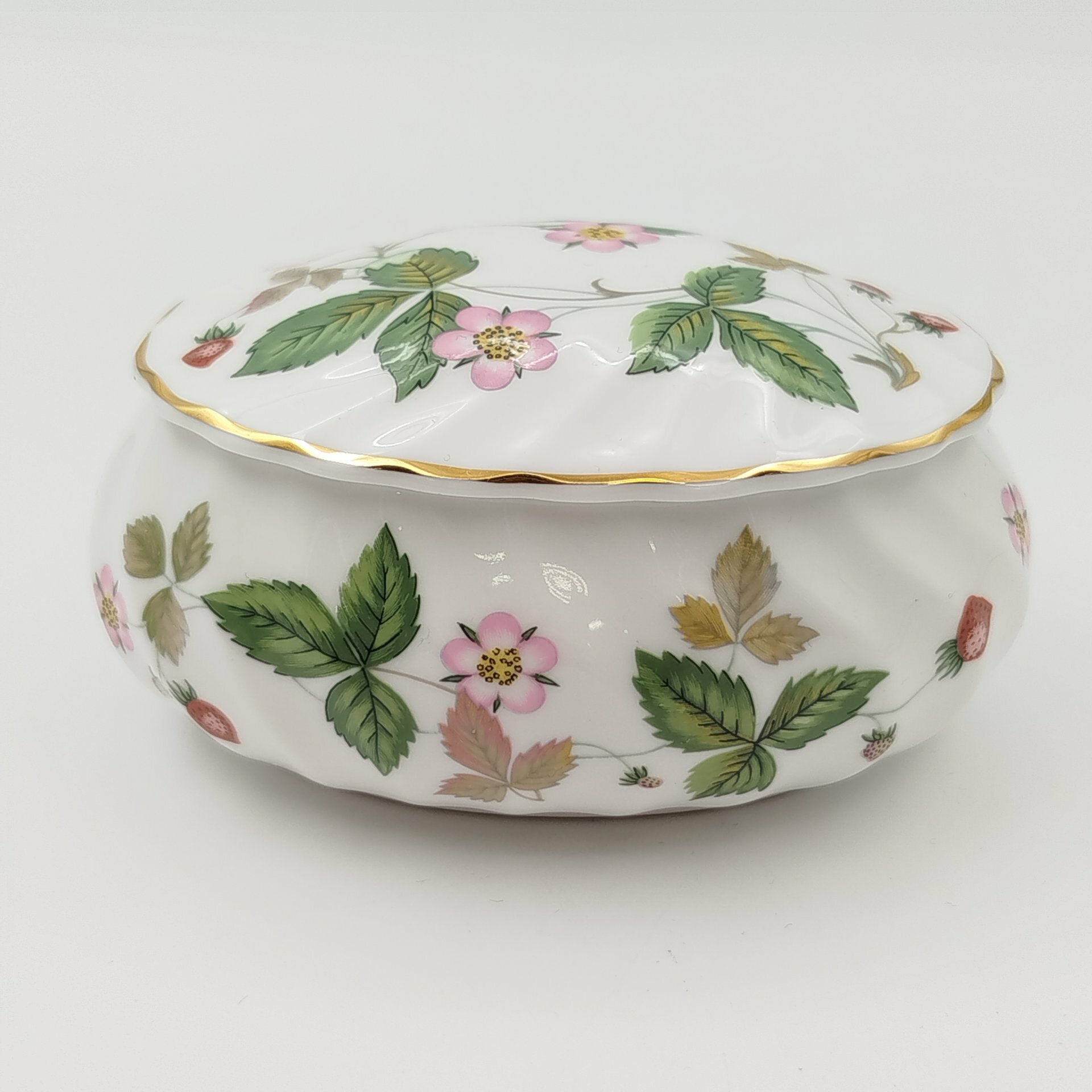 Шкатулка миниатюрная "Wild Strawberry" ("Земляника"), фарфор, деколь, золочение, Wedgwood