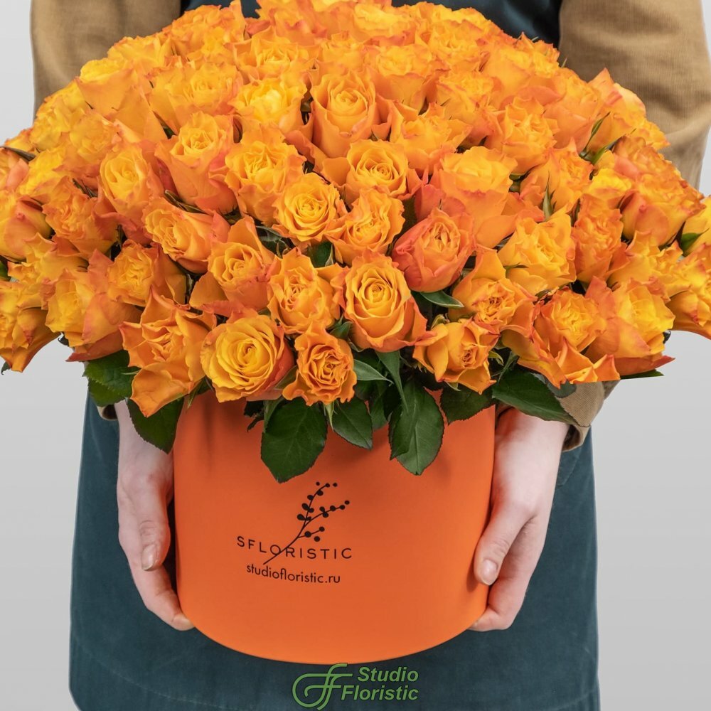 Букет STUDIO FLORISTIC "Спелый апельсин", 101 роза, в шляпной коробке