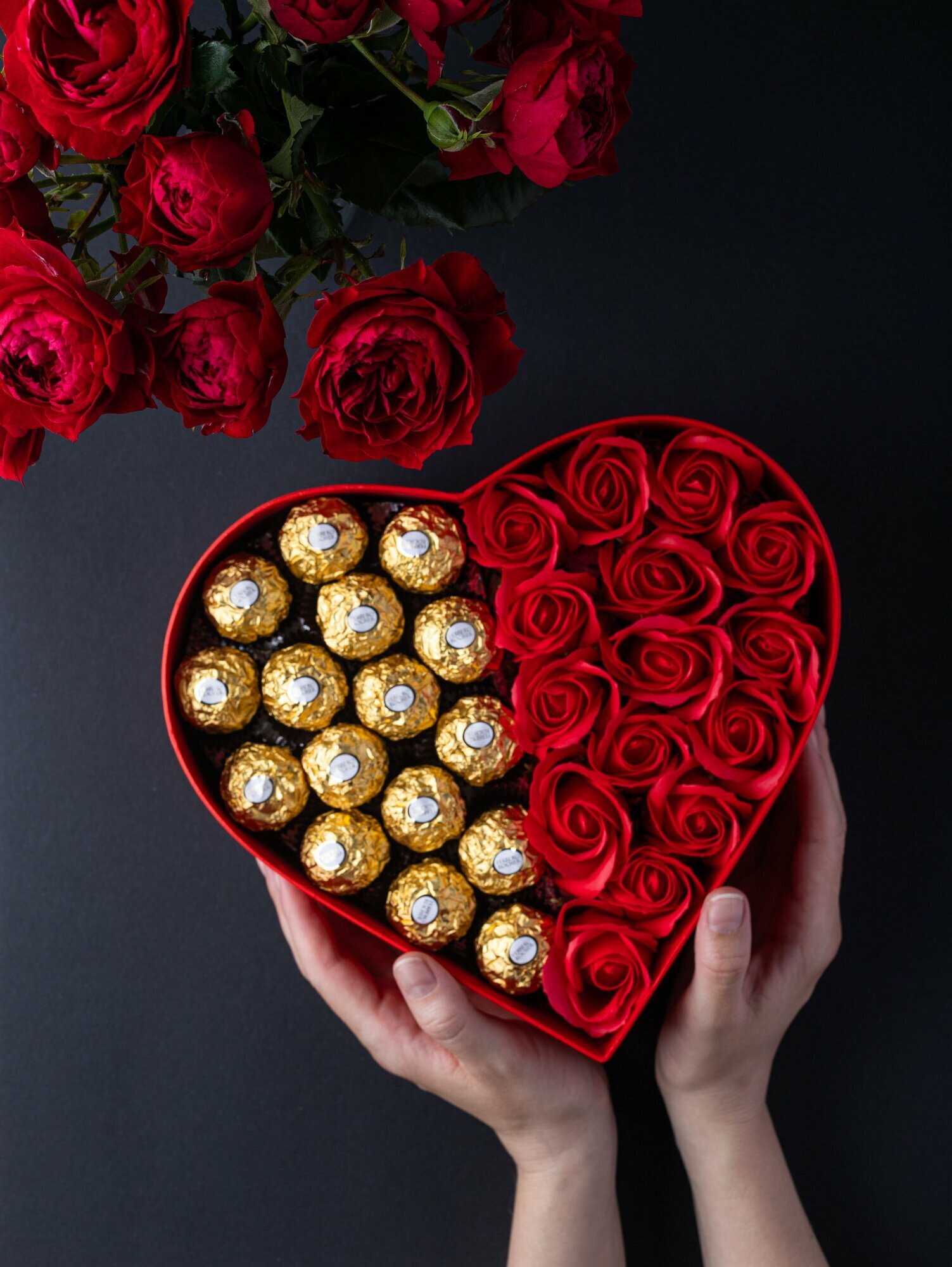 Набор сердце Ferrero и розы - это роскошный и нежный подарок