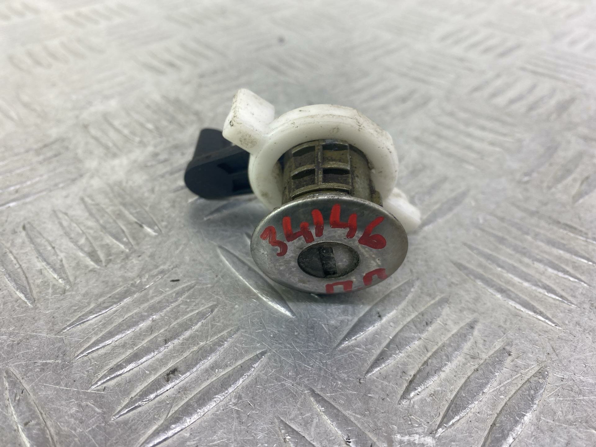 Личинка дверного замка передней правой Renault Megane BA 1998 7700838541