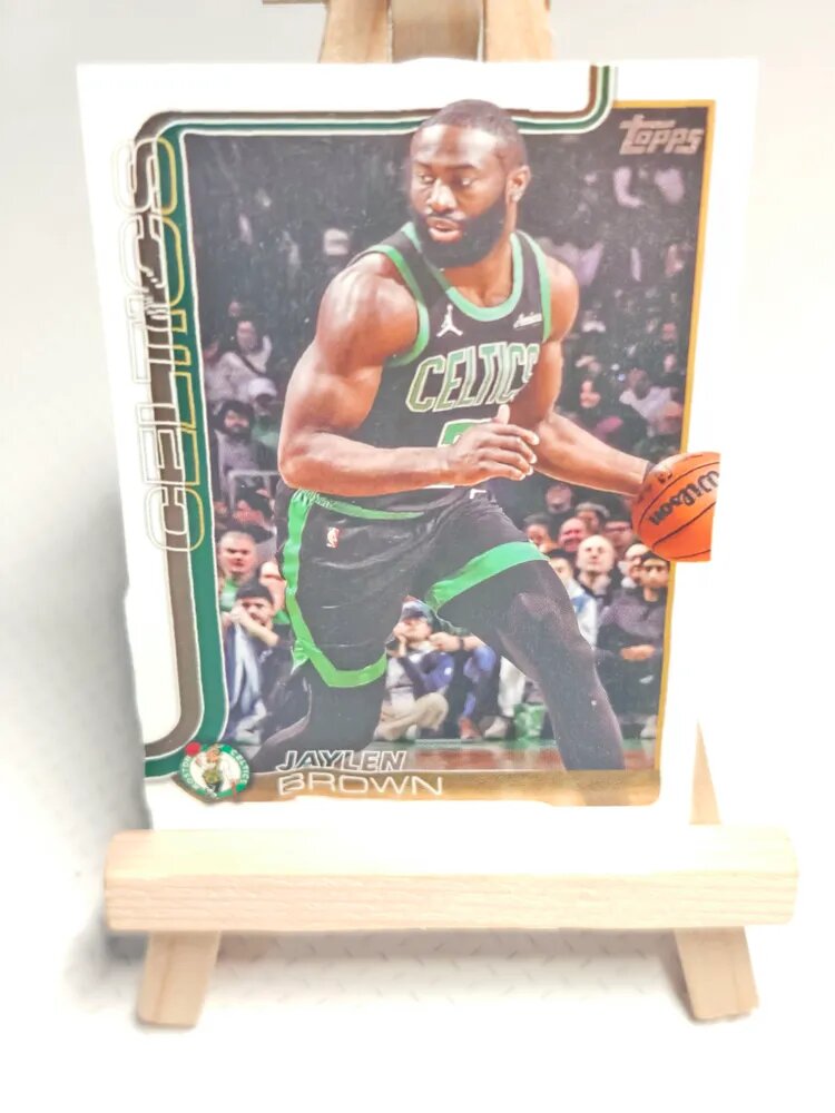Коллекционные стандартные баскетбольные карточки Topps NBA 2025 года