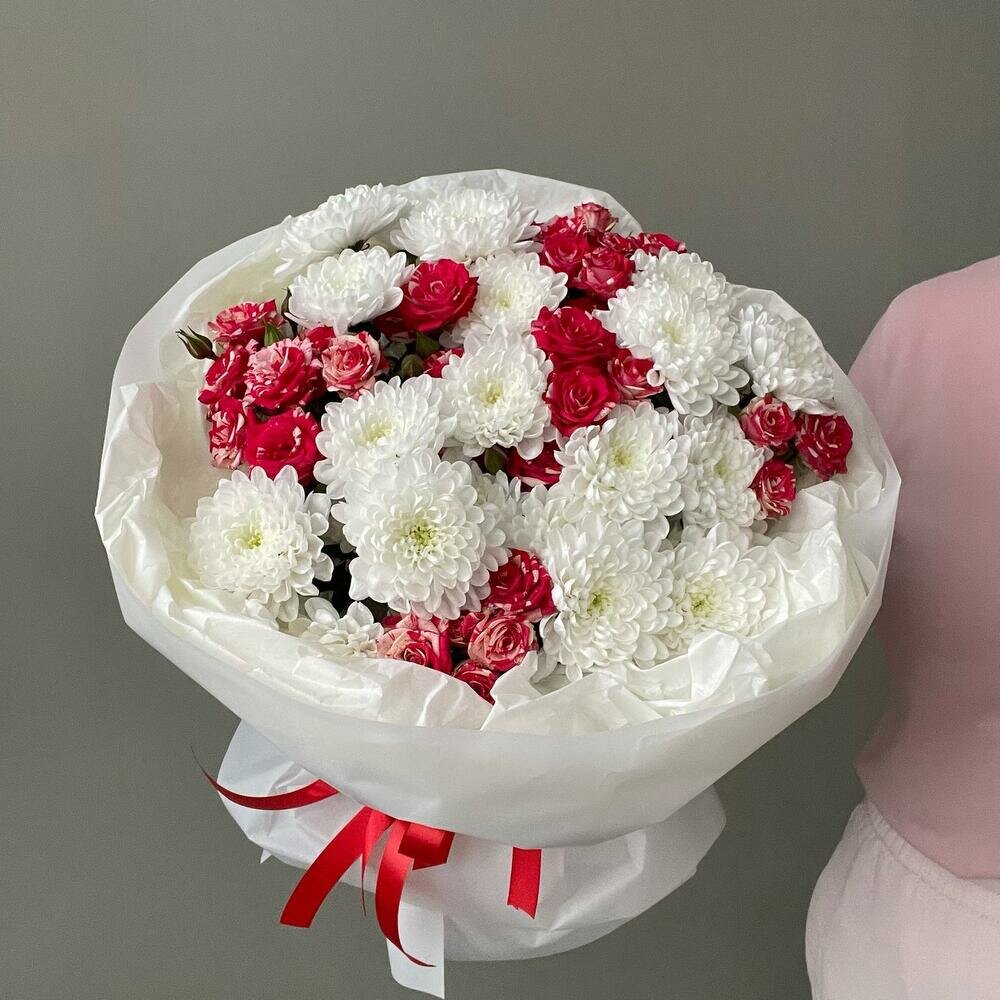Сборный букет из яркой кустовой розы и белоснежной хризантемы в пышном оформлении.
