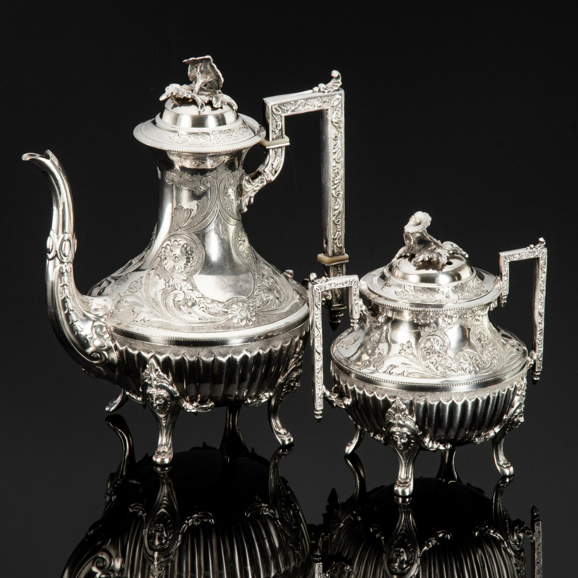 Кофейник и сахарница, украшенные маскаронами