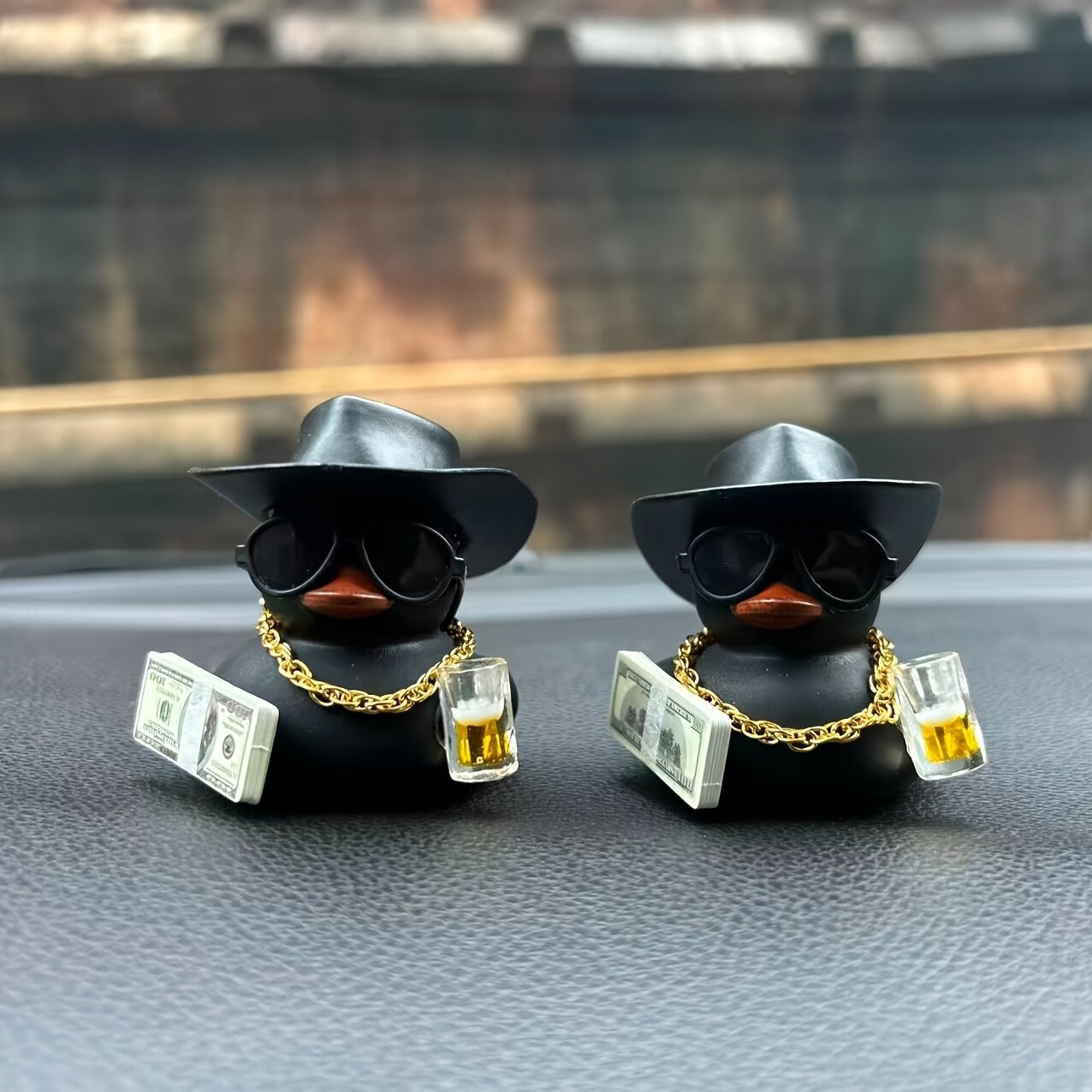 Декоративные фигурки для автомобиля в виде уток с пивом, комплект из 2 штук, с ковбойскими шляпами, очками и ожерельями, на самоклеящейся основе для центральной консоли