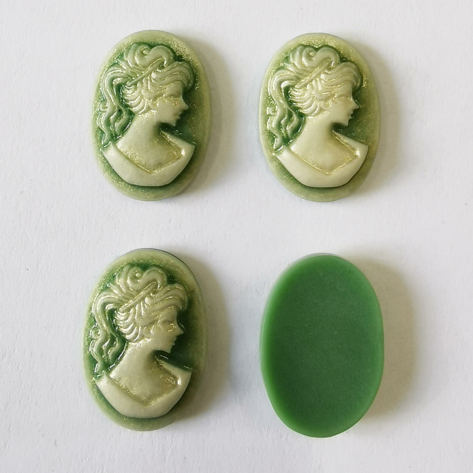 Камея акриловая, 18х13мм, девушка, золотистый перламутр на зелёном, 10 шт.