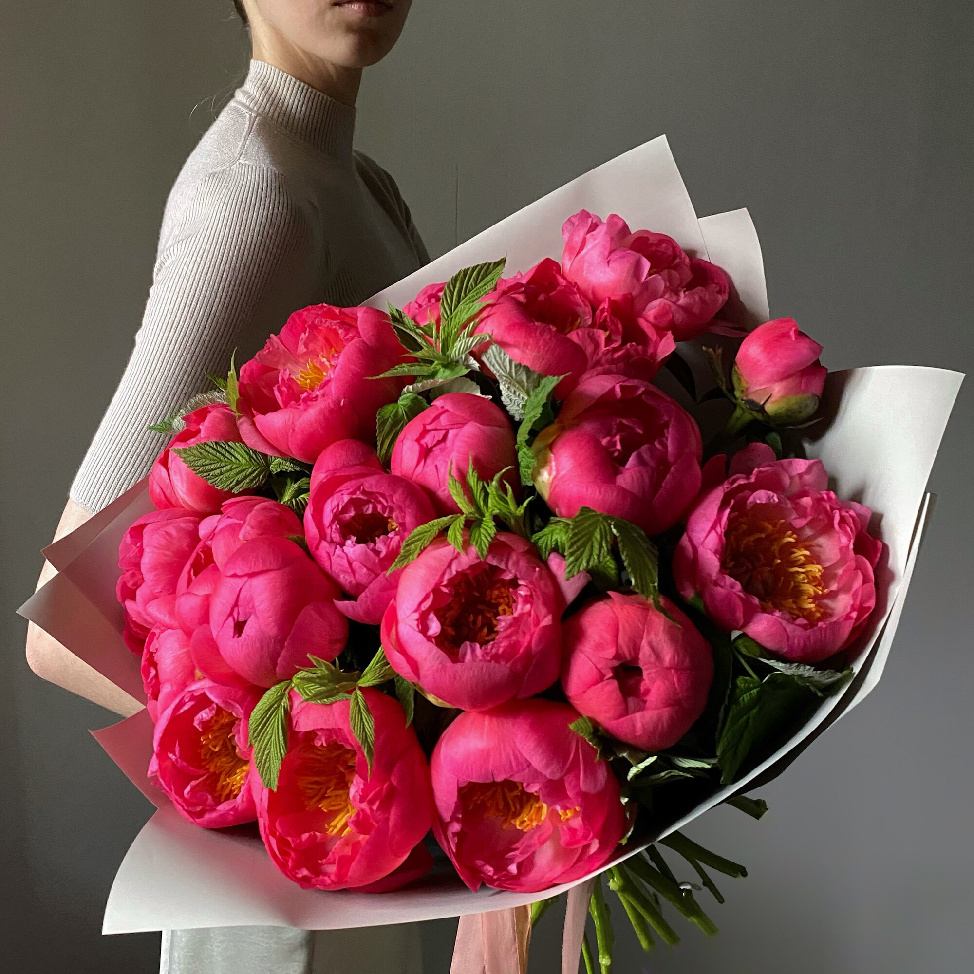 Пышный букет с пионами Корал Шарм и малиной в авторском оформлении, размер L, 19шт. Veresk 339