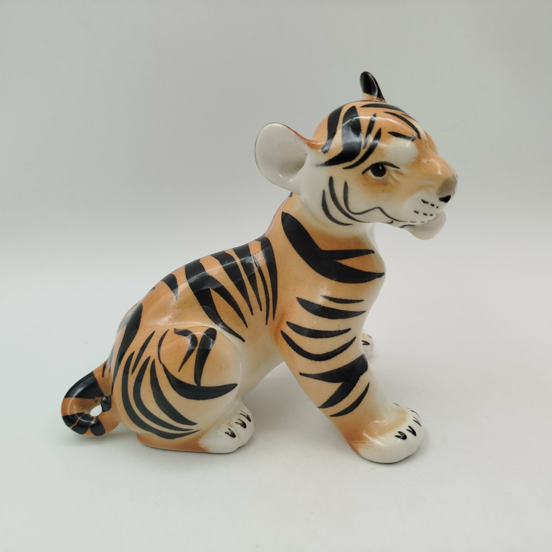 Статуэтка "Тигрёнок", скульптор Б. Я. Воробьев, фарфор, роспись