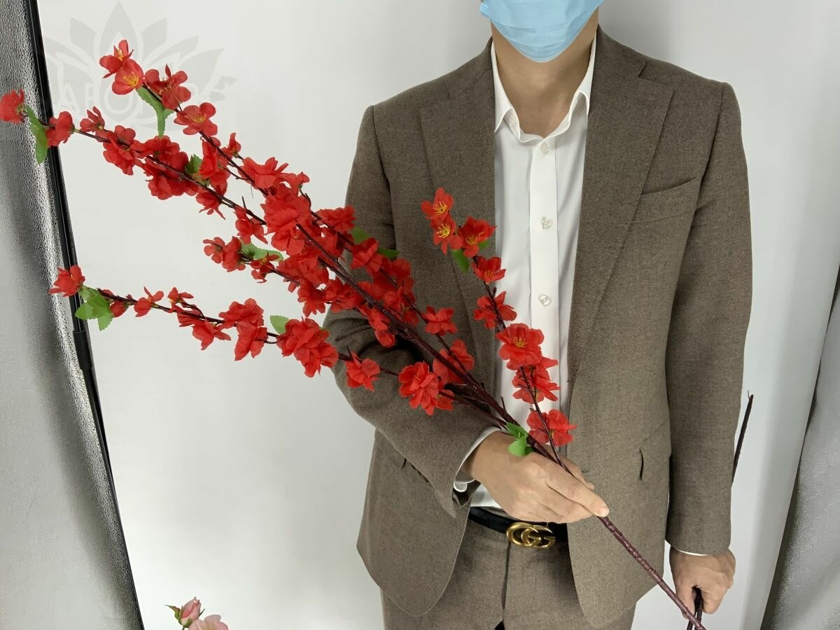 Искусственные цветы для декора фотозон веранд арок свадьбы и интерьера Сакура весенняя красная 120 см