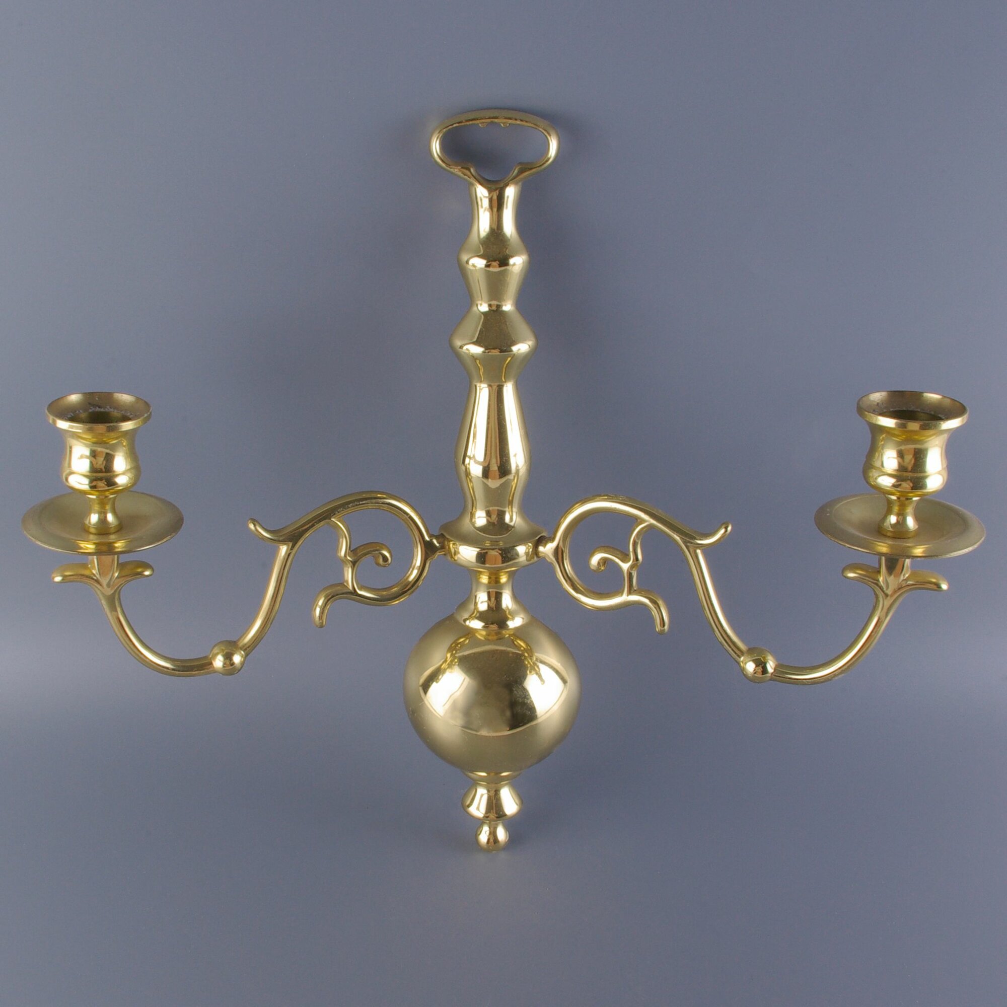 Винтажный настенный подсвечник- бра на две свечи "Вильямбург". Латунь, чеканка. США, вторая половина ХХ века