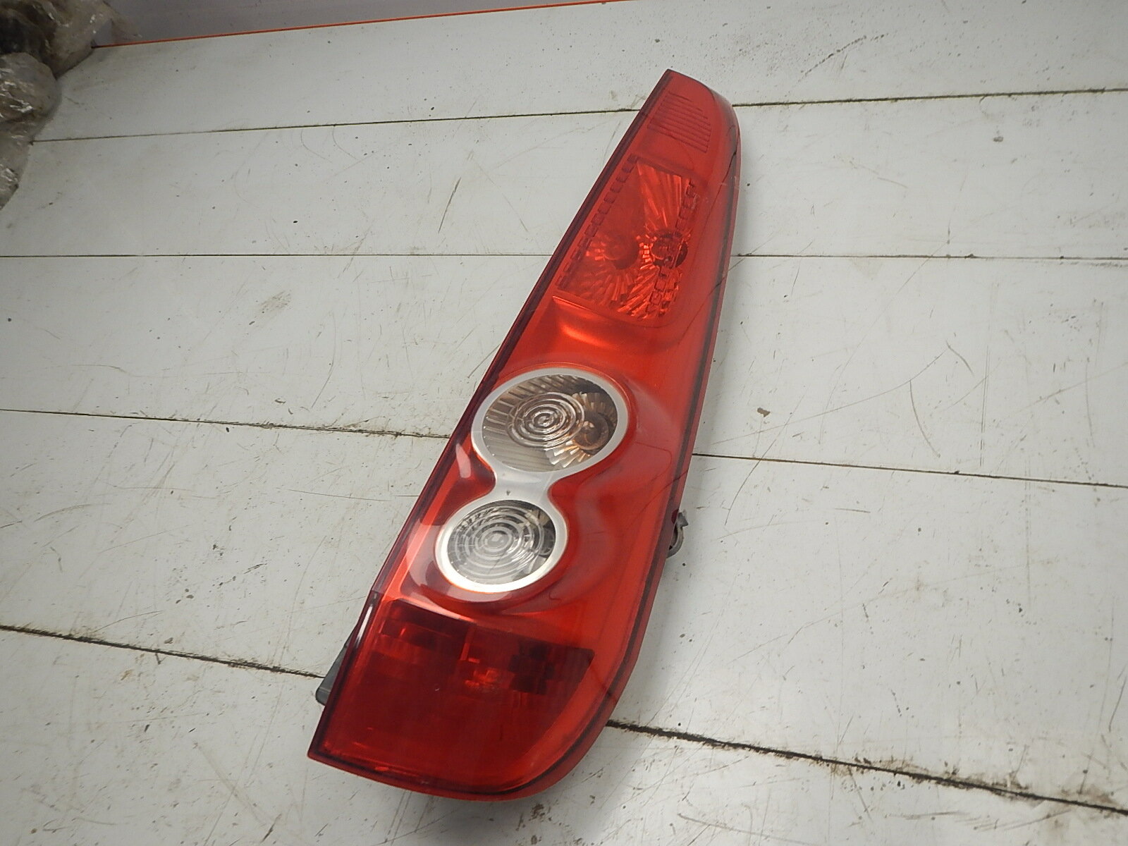 Б/У Фонарь задний правый, Ford (Форд)-FIESTA (01-07) FORD FIESTA (01-07) 05- Грязь внутри. 634887 FORD арт. 1437625