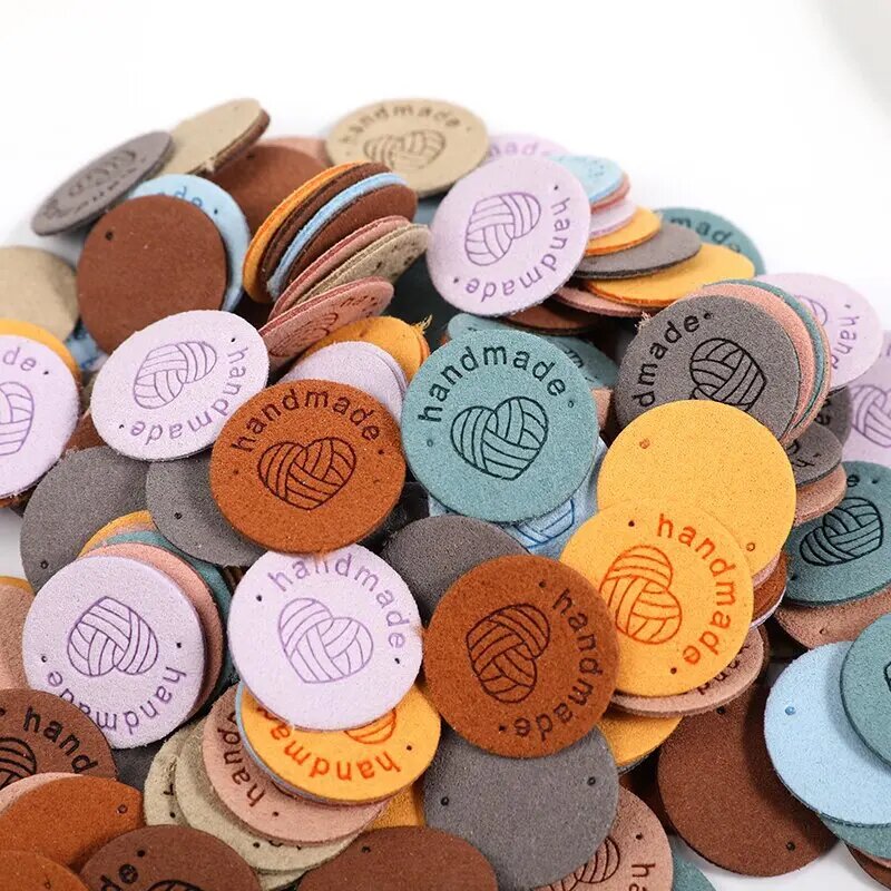 10 шт, 2,5 см, круглая этикетка ручной работы из искусственной кожи, тисненая бирка для одежды с отверстиями для рукоделия, вязаные крючком, аксессуары для шитья, декор одежды