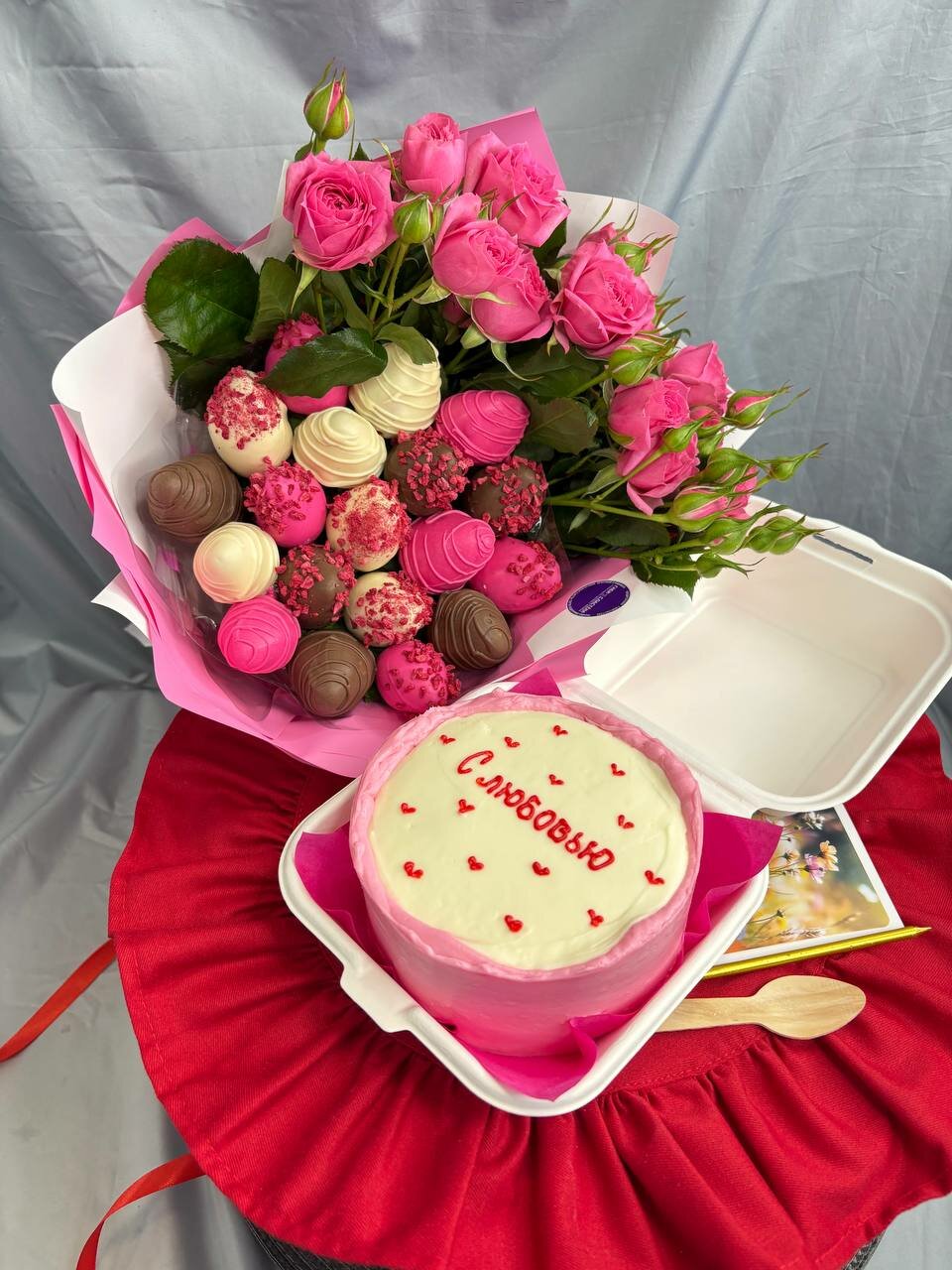 Шикарный комбо набор из клубники в шоколаде с кустовыми розами и бенто торт малиновый для любимого человека. Подарок