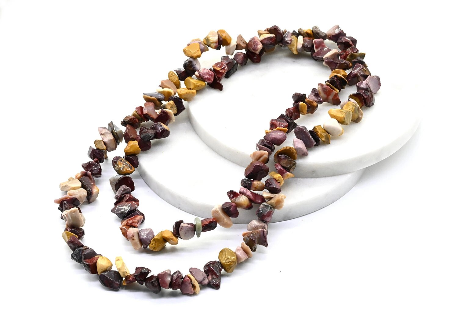 Бусы, мукаит, яшма