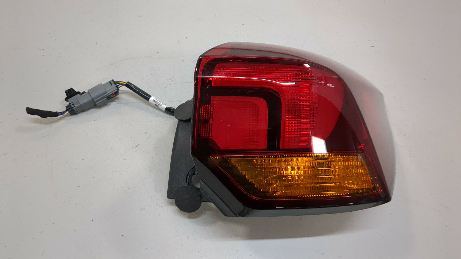 Фонарь (задний) правый Buick Encore GX Б/У