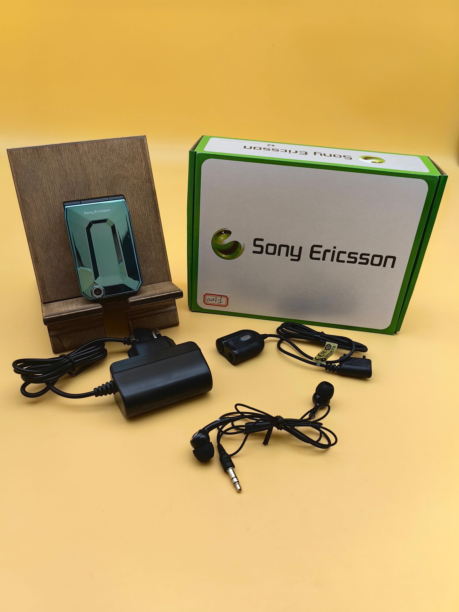 Мобильный кнопочный телефон раскладушка Sony Ericsson Jalou (F100), Бирюзовый