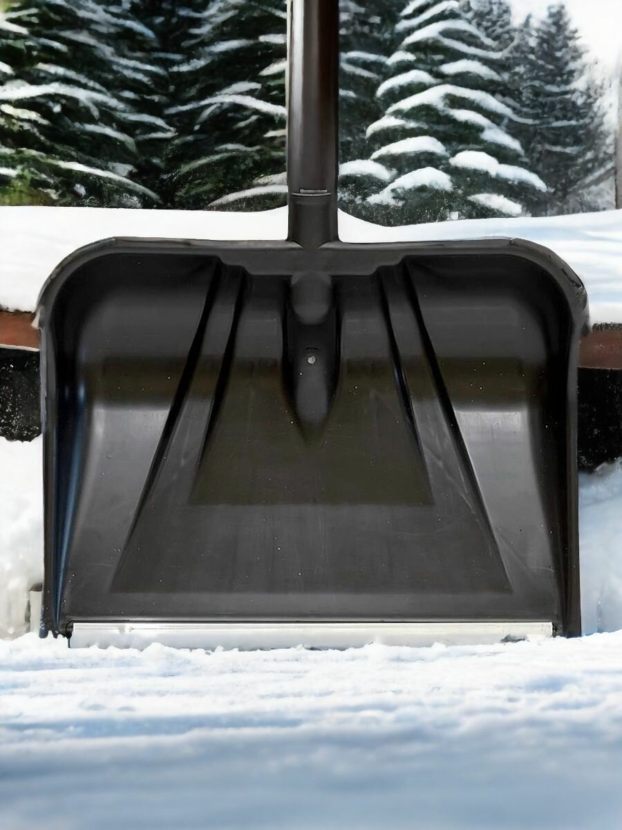 Снеговая лопата максимально прочная. Ковш армирован алюминиевым профилем, без черенка