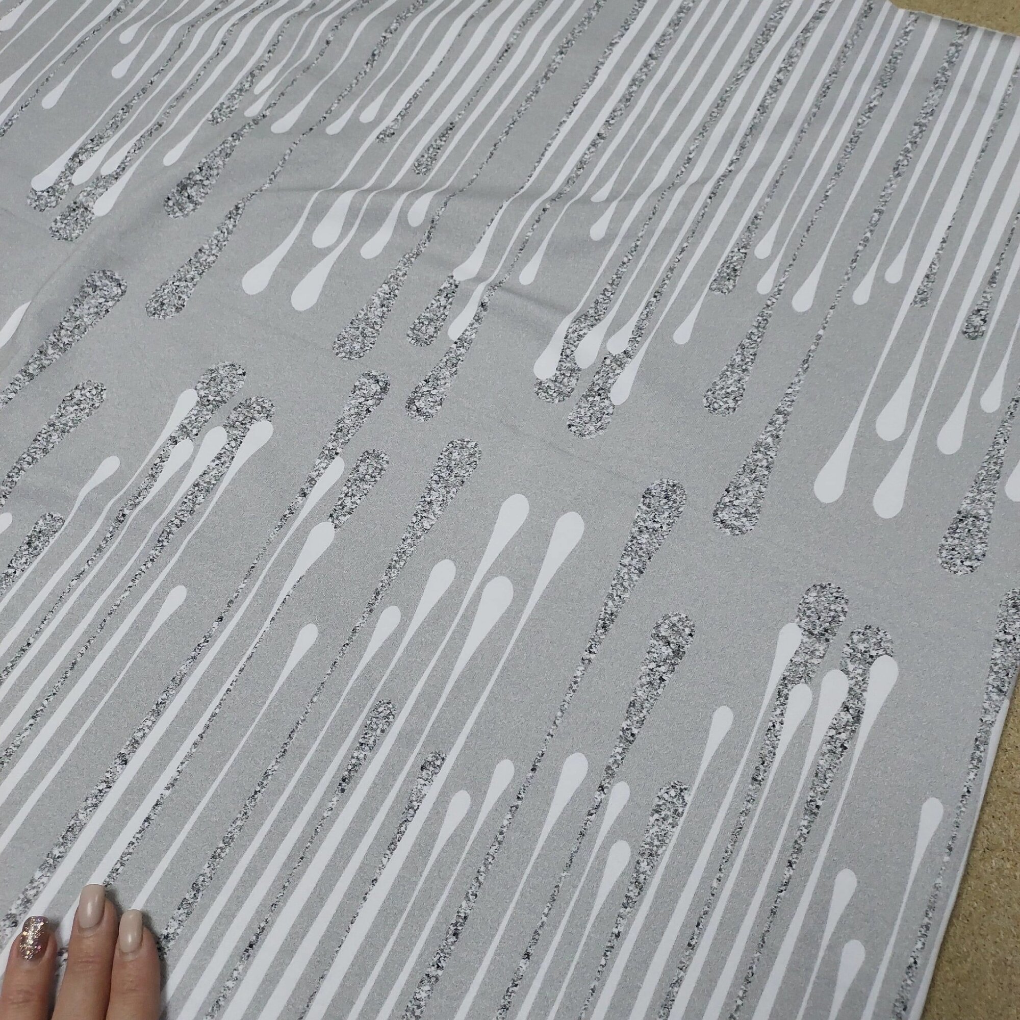 Футер с лайкрой купон "капли" на серомфоне ширина 180см, высота 70см пенье