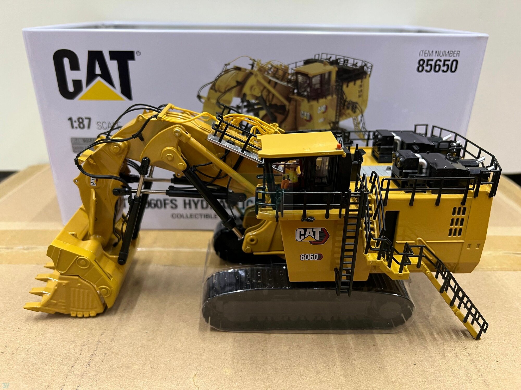 Модель карьерного экскаватора CAT6060FS Carter в масштабе 1:87