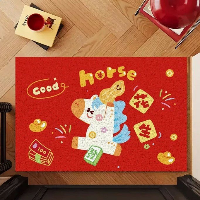 Придверный коврик, символизирующий благоприятный и процветающий год Лошади, изготовлен из красного шелкового ворса, с противоскользящим покрытием.