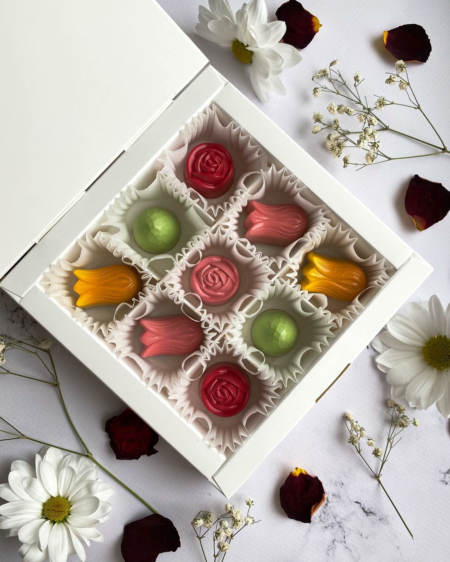 Цветы ТД НебыковА Шоколадные Розы с сердечками в коробке, ассорти