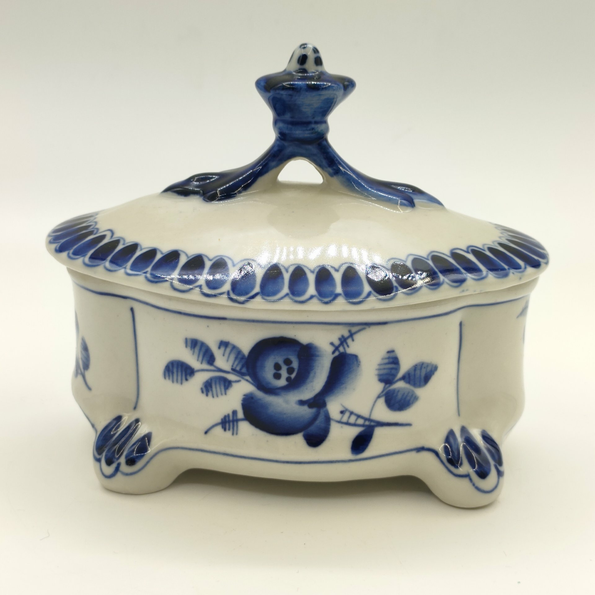 Шкатулка с цветочным декором, фарфор, роспись, Объединение «Гжель», СССР, 1972-1985 гг.