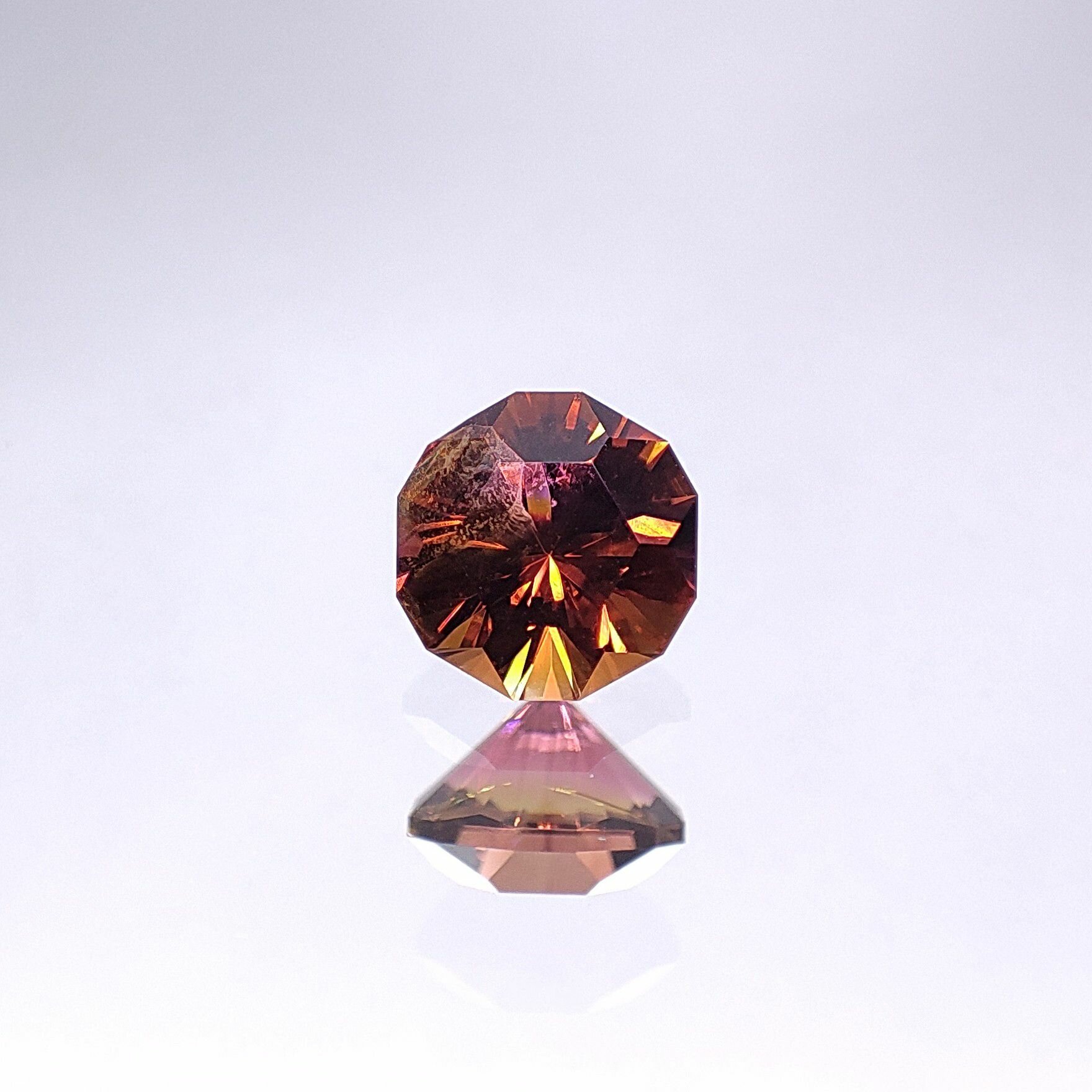 Турмалин полихромный 1.31 ct. Малхан + гемм. заключение