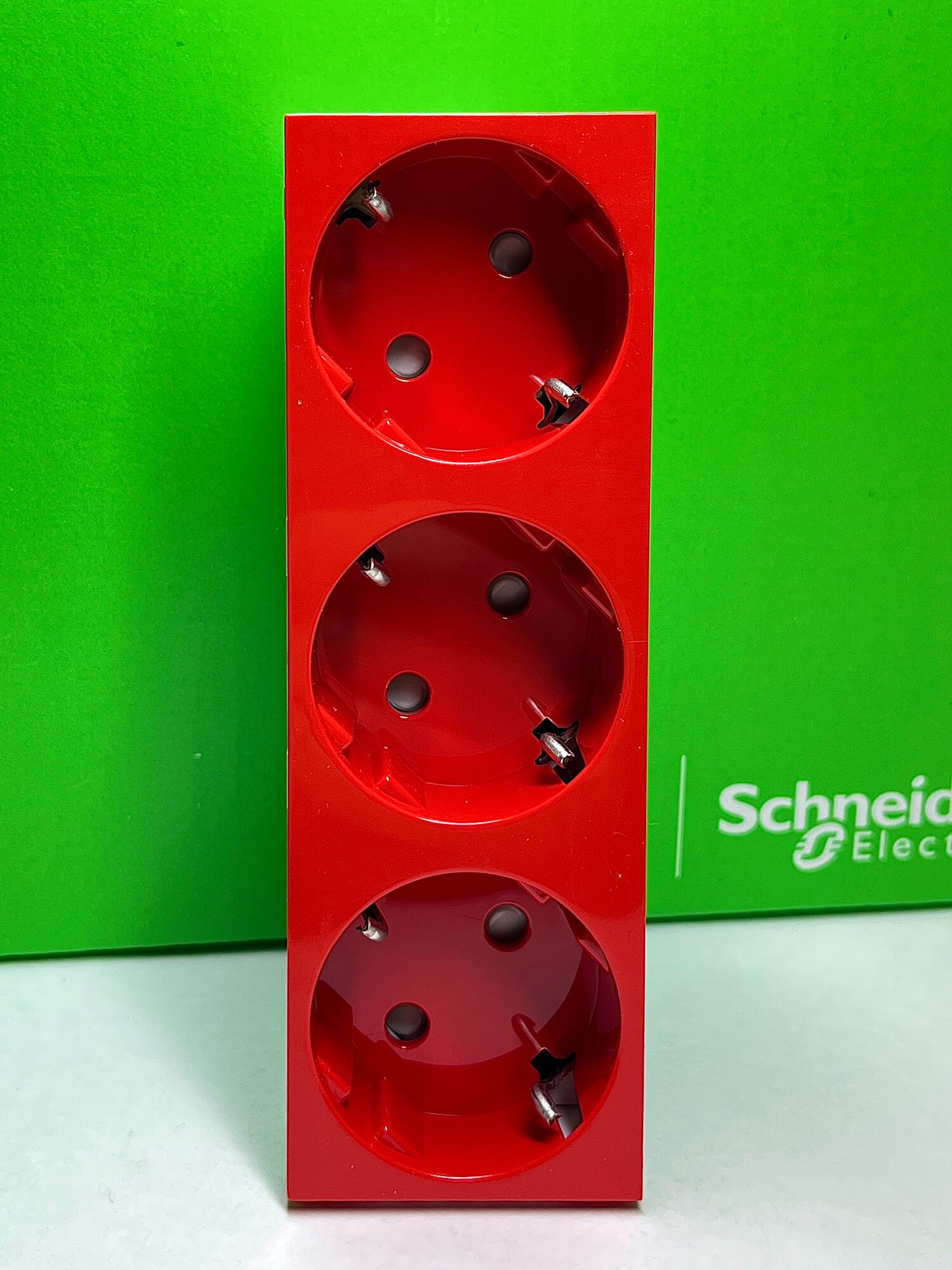 Розетка Unica Modular 45град. 2х2P+E защ. шторки безвинт. клеммы красн. SchE NU307603