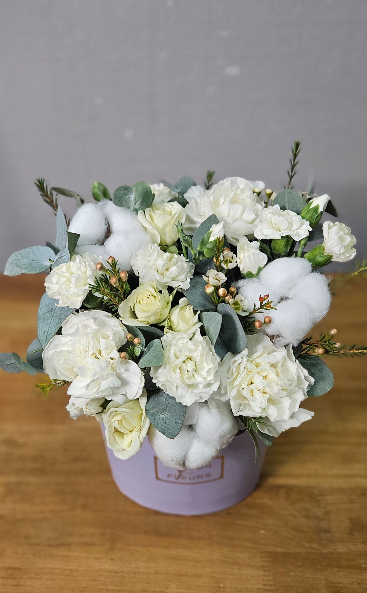 Композиция в коробке белым диантусом, кустовой розой и хлопком, MAXI.