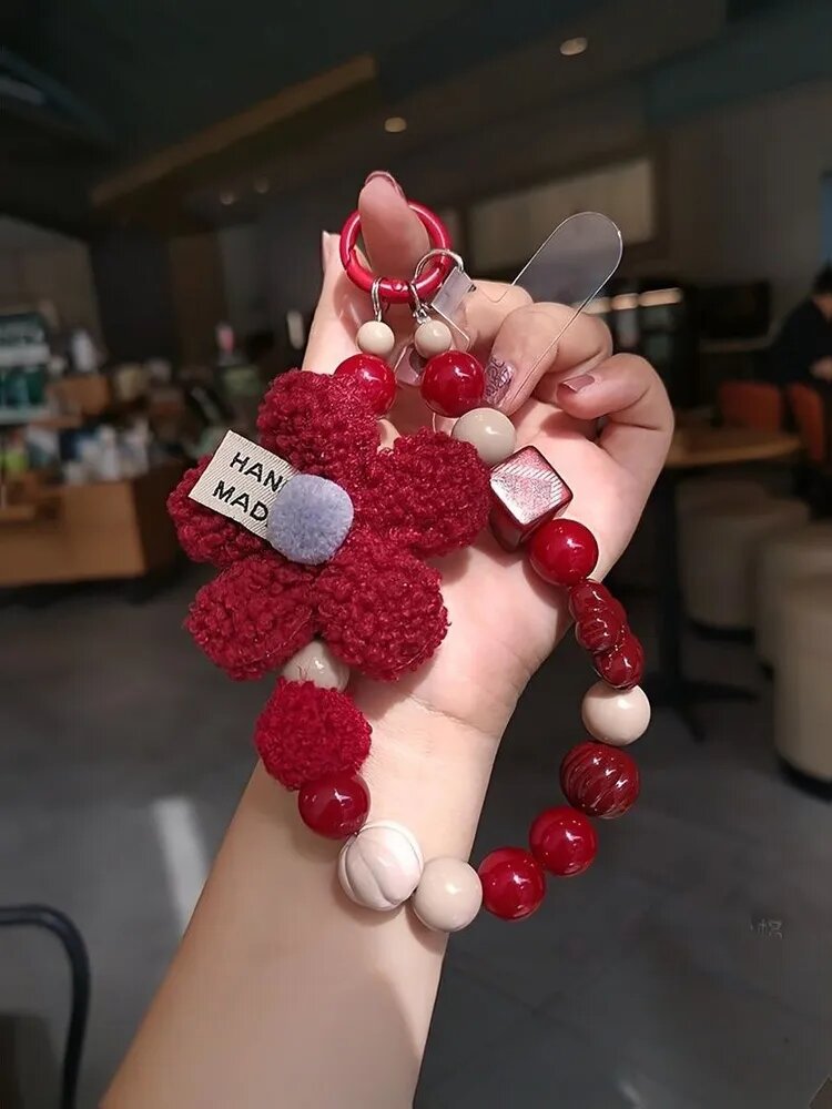 Брелок для телефона Красный цветок ручной работы - Короткий ремешок с помпоном и бусинами - Яркий подарок для девушки на 8 марта